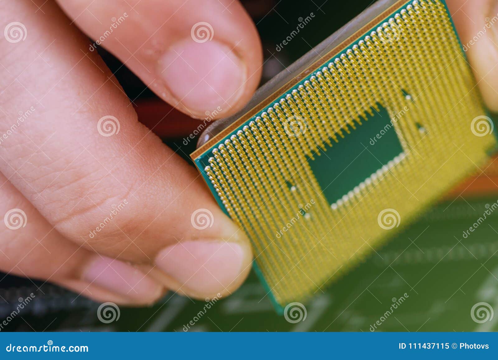 Computertechniker, Der CPU in Motherboard Installiert Abschluss Oben ...
