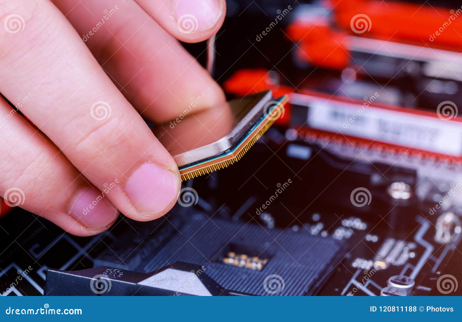 Computertechniker, Der CPU in Motherboard Installiert Abschluss Oben ...