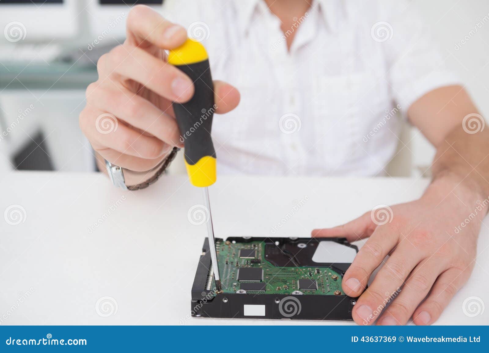 Computertechniker, Der an Defekter CPU Mit Schraubenzieher Arbeitet ...