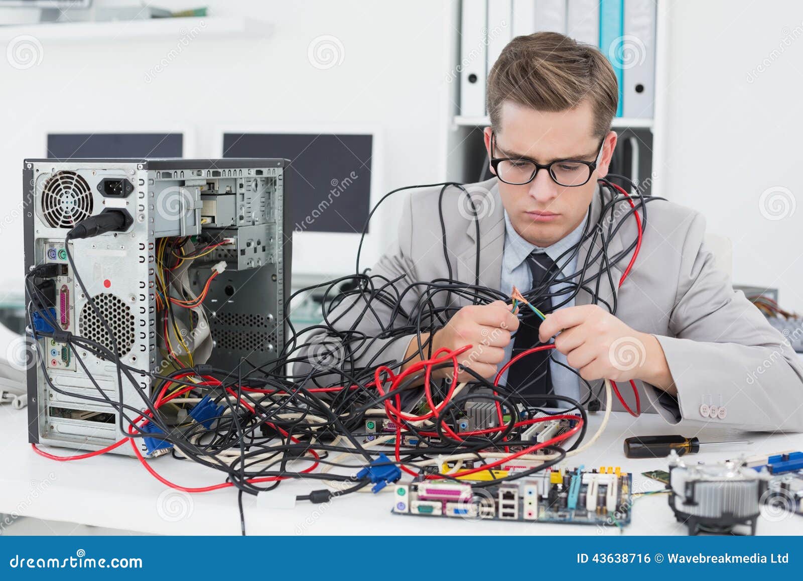 Computertechniker, Der an Defekter Konsole Arbeitet Stockfoto - Bild ...