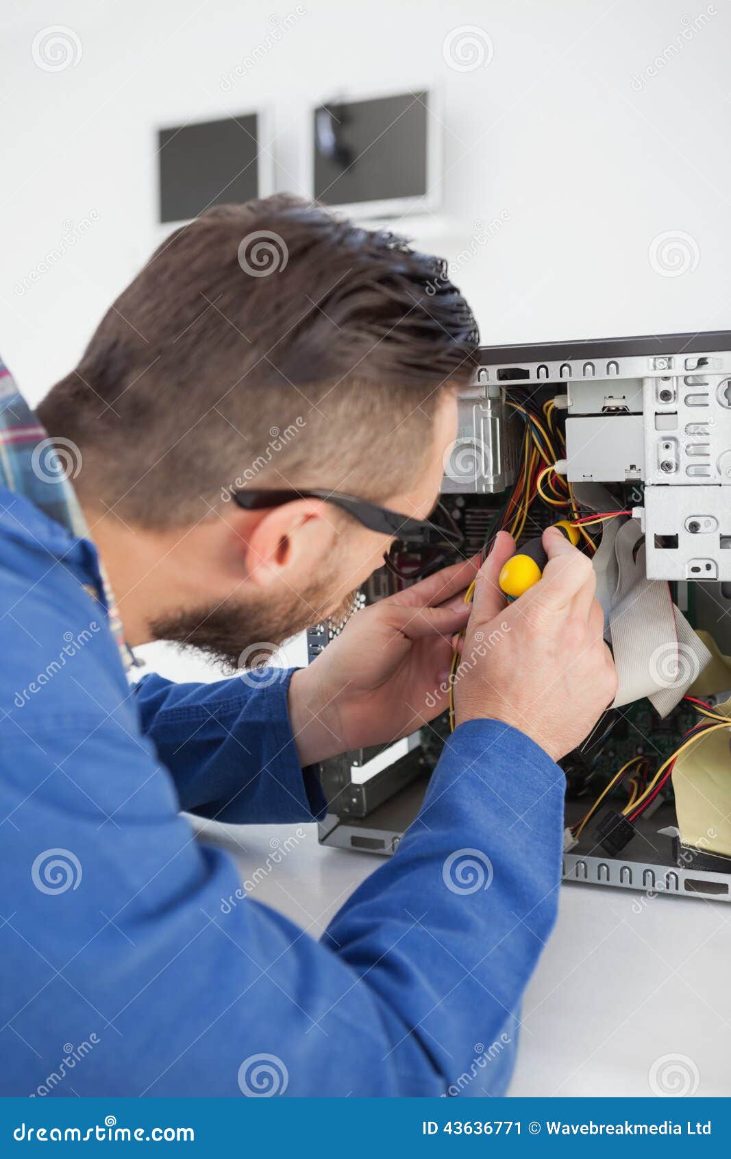 Computertechniker, Der an Defekter Konsole Mit Schraubenzieher Arbeitet ...