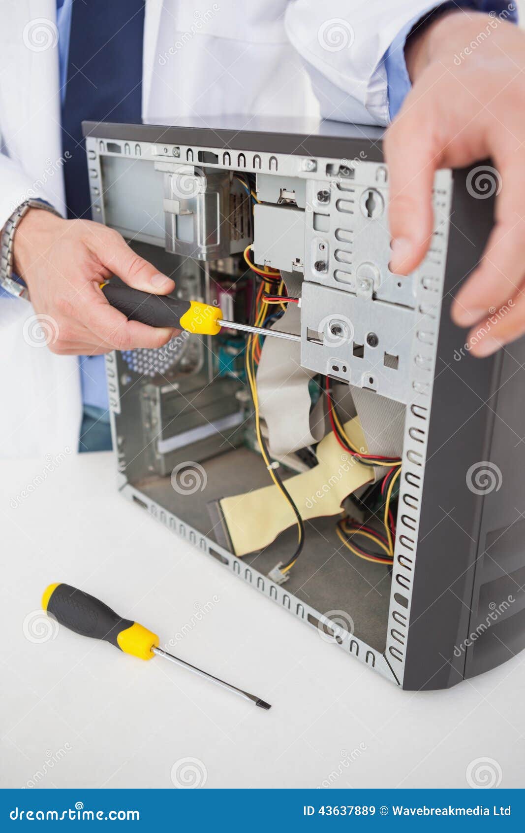 Computertechniker, Der an Defekter Konsole Mit Schraubenzieher Arbeitet ...