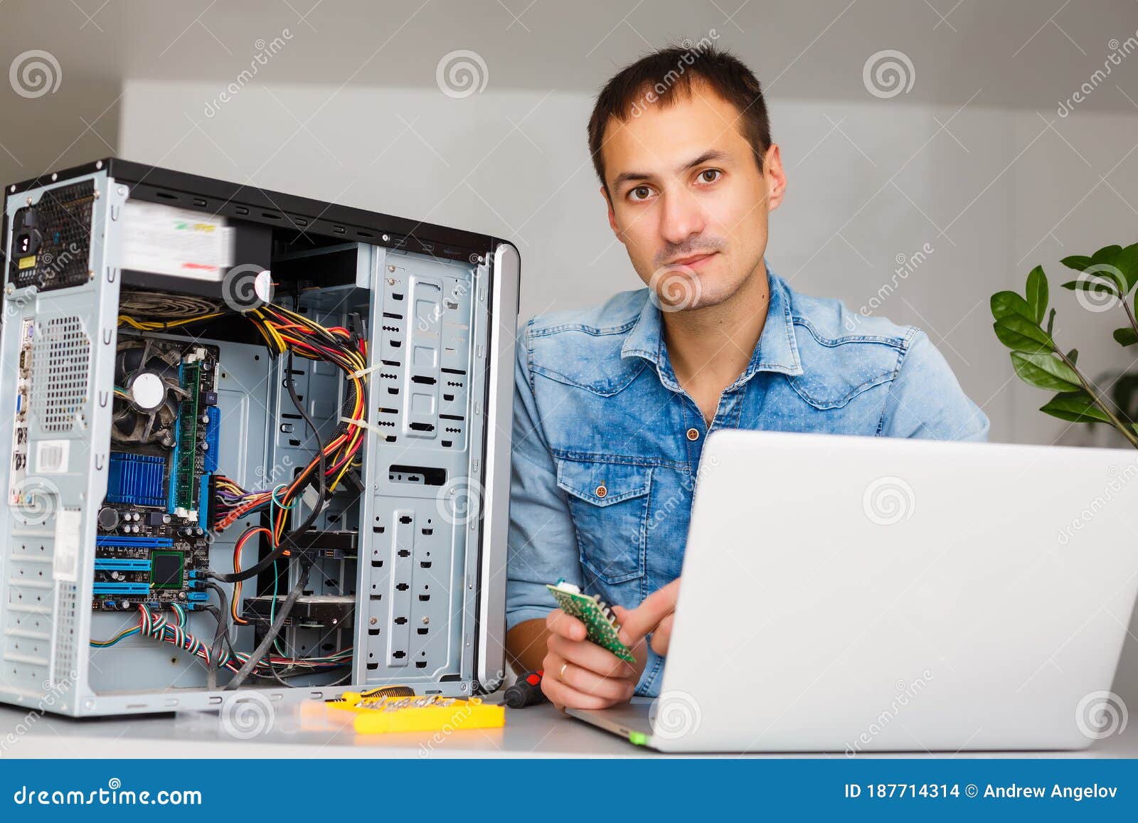 Computertechniker, Der an Einem Alten Hauptplatine Funktioniert ...