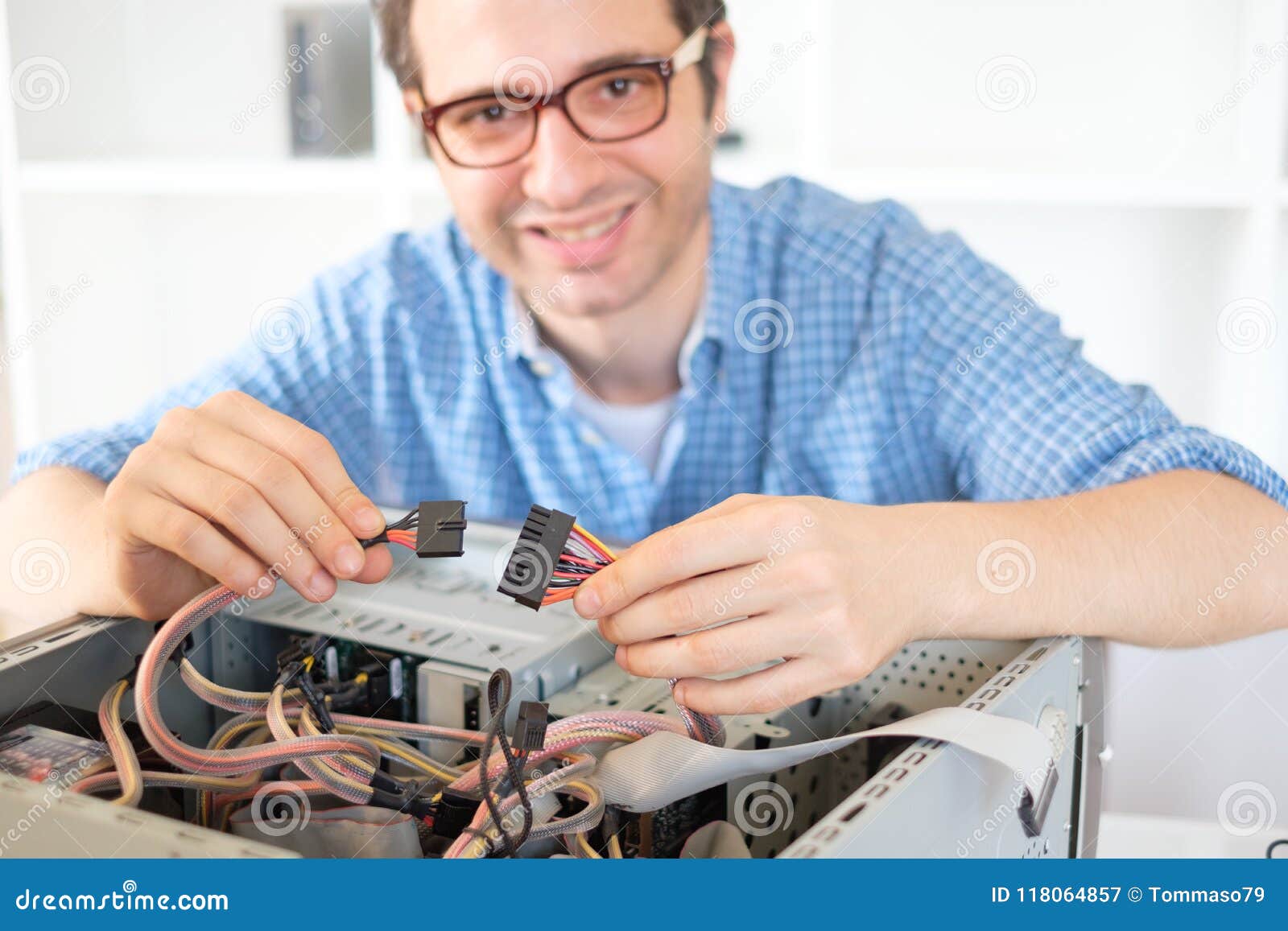 Computertechniker, Der an Einem Personal-Computer Arbeitet Stockbild ...