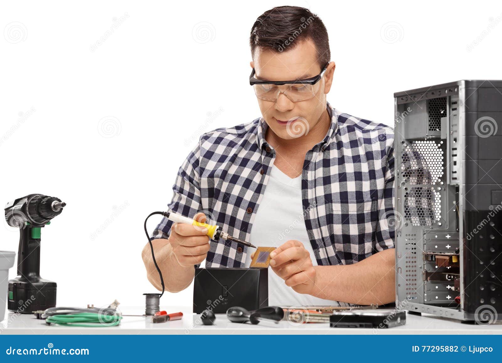 Computertechniker, Der Einen Computer Repariert Stockfoto - Bild von ...