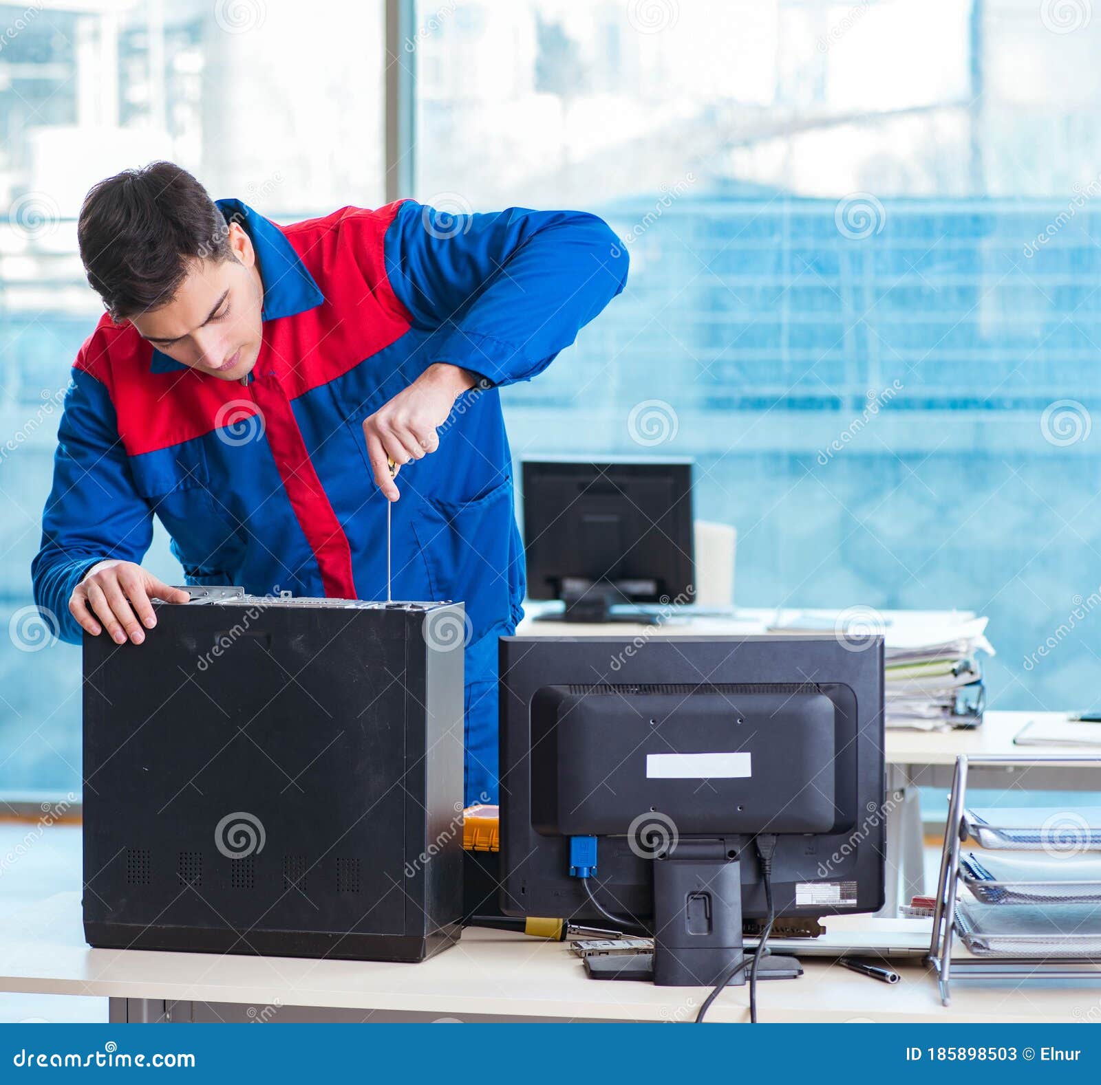 Computertechniker, Der Fehlerhaften Computer in Der Werkstatt Reparatur ...