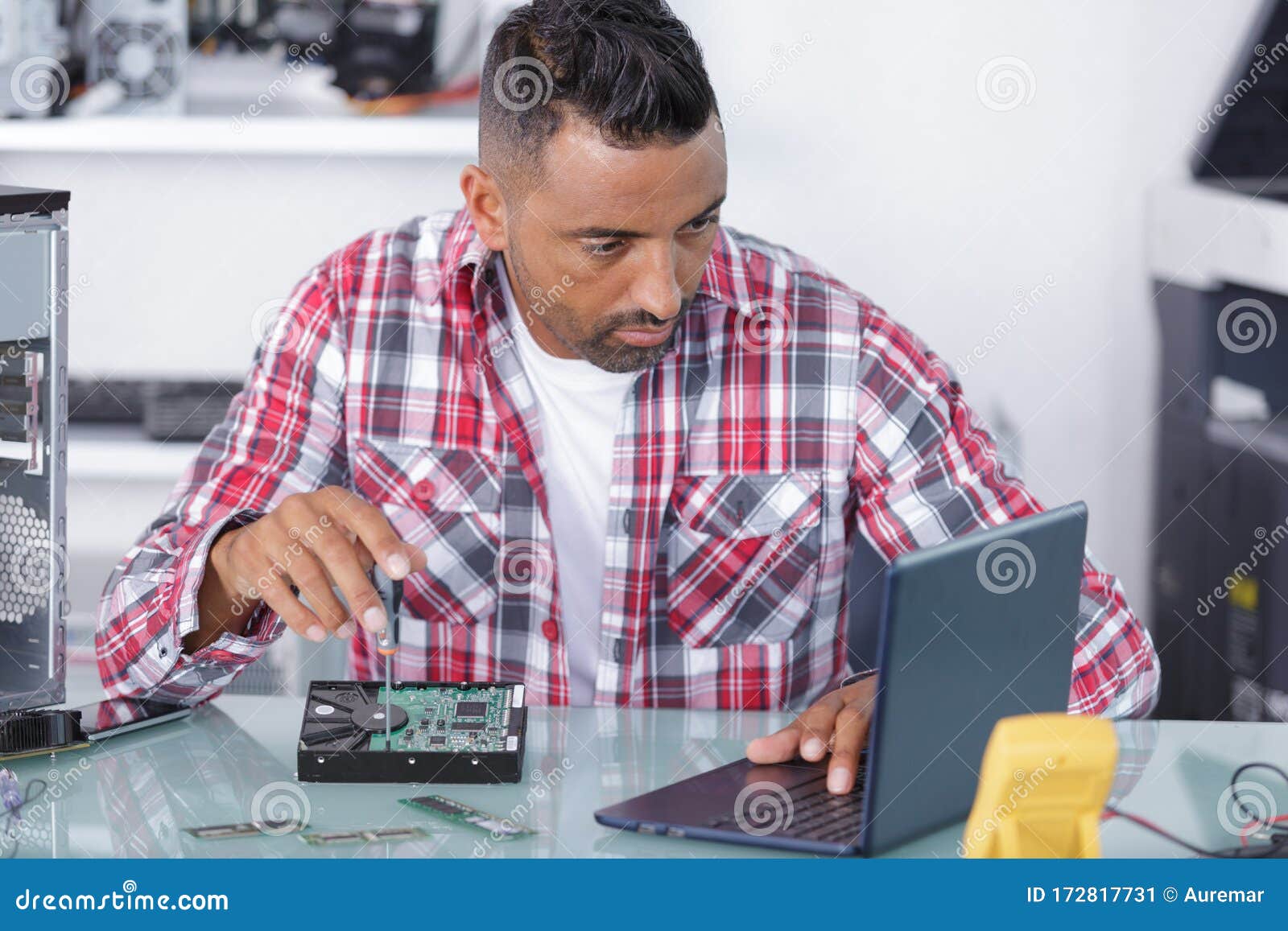 Computertechniker, Der Fehlerhaften Computer in Der Werkstatt Reparatur ...