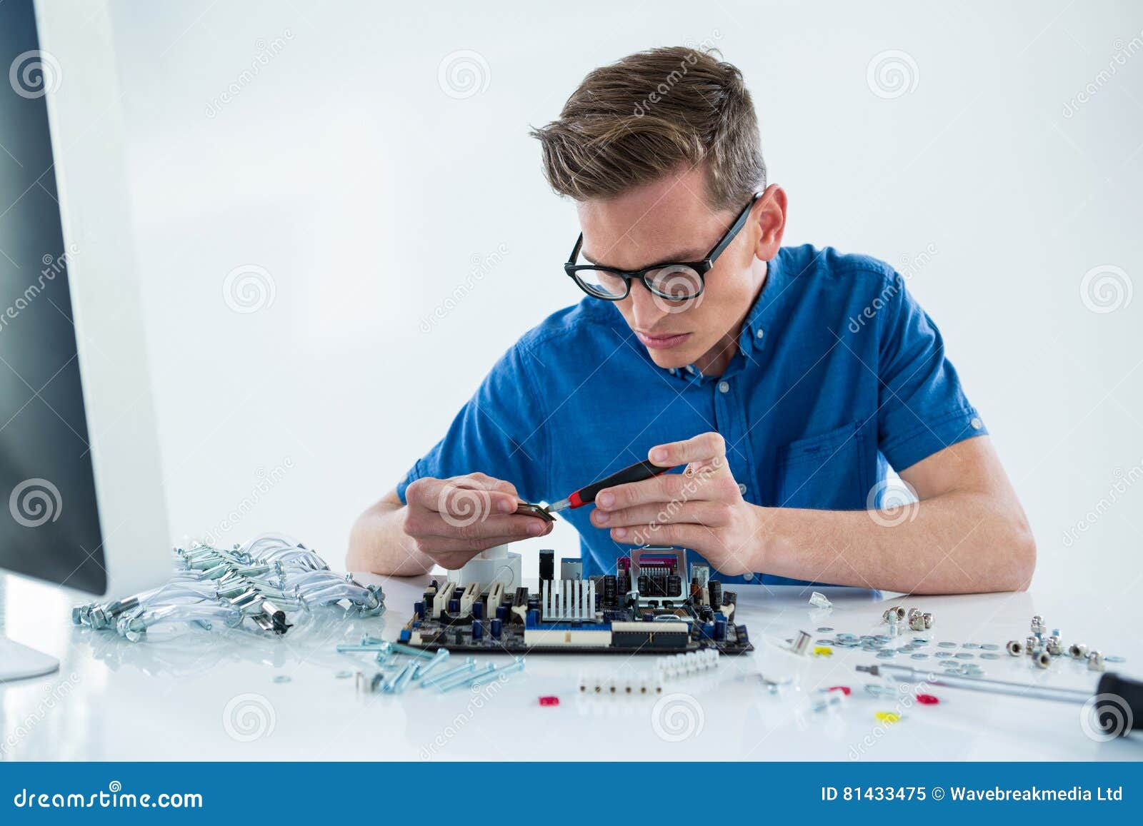 Computertechniker, Der Motherboard Repariert Stockbild - Bild von ...