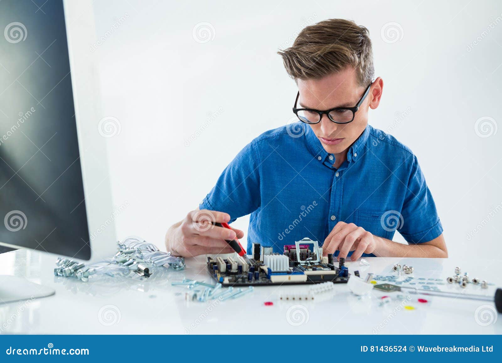 Computertechniker, Der Motherboard Repariert Stockfoto - Bild von ...