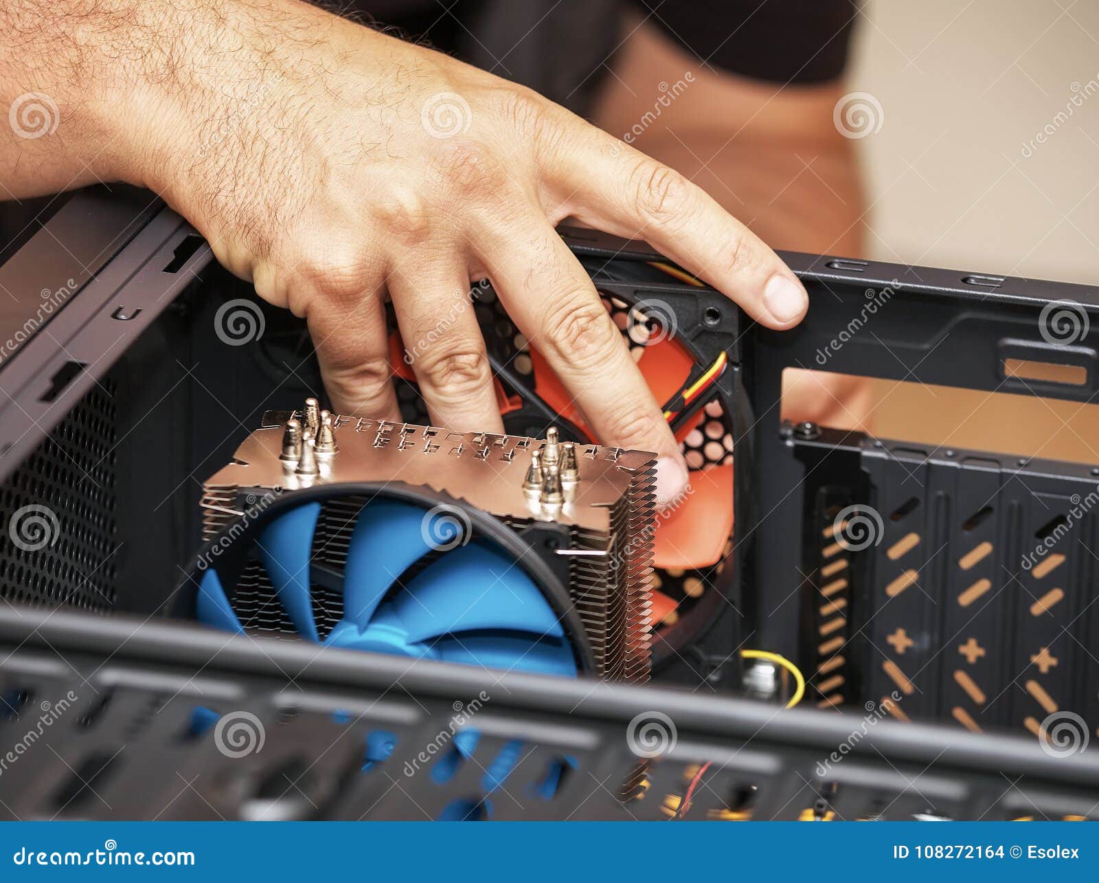 Computertechniker Installiert System Des Computers Stockfoto - Bild von ...