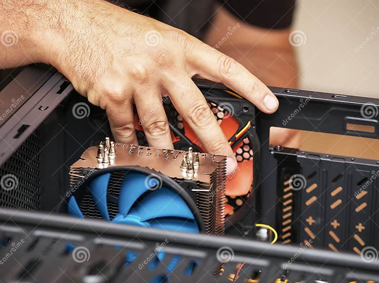 Computertechniker Installiert System Des Computers Stockfoto - Bild von ...