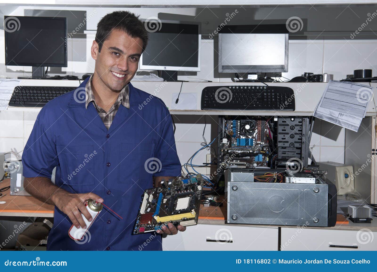 Computertechniker Mit Motherboard an Der Werkstatt Stockfoto - Bild von ...