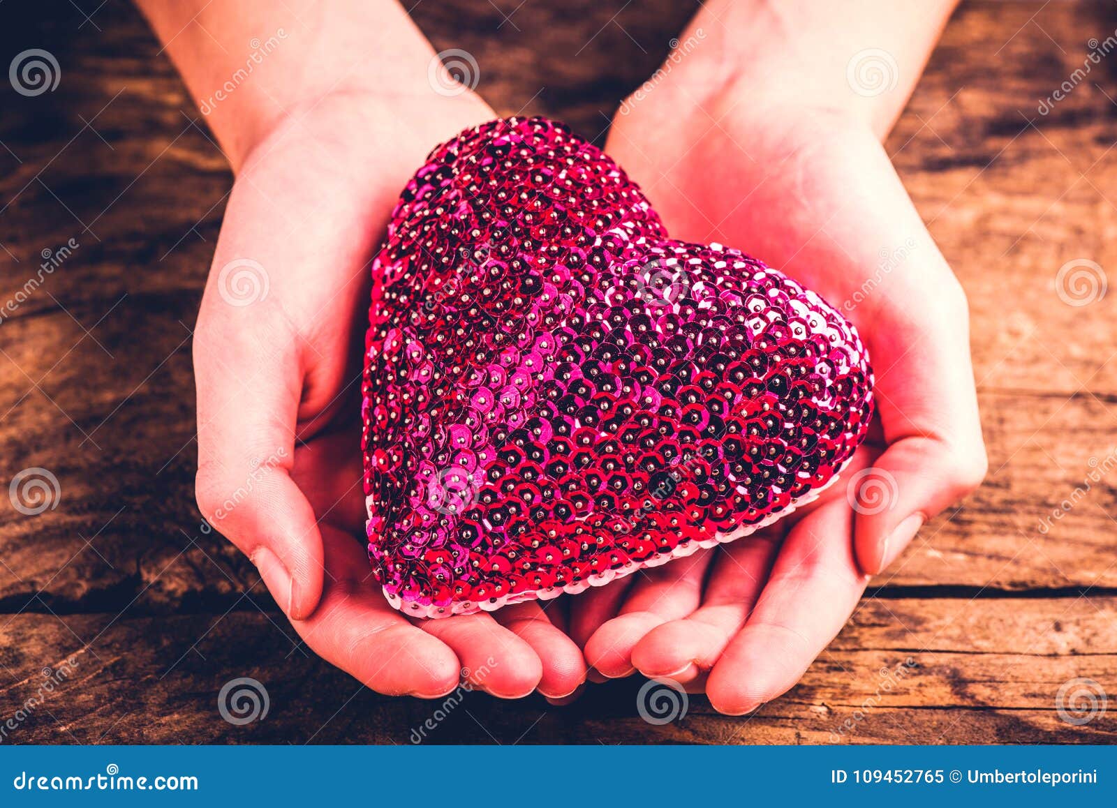 Con cuore in mani immagine stock. Immagine di romanzesco - 109452765