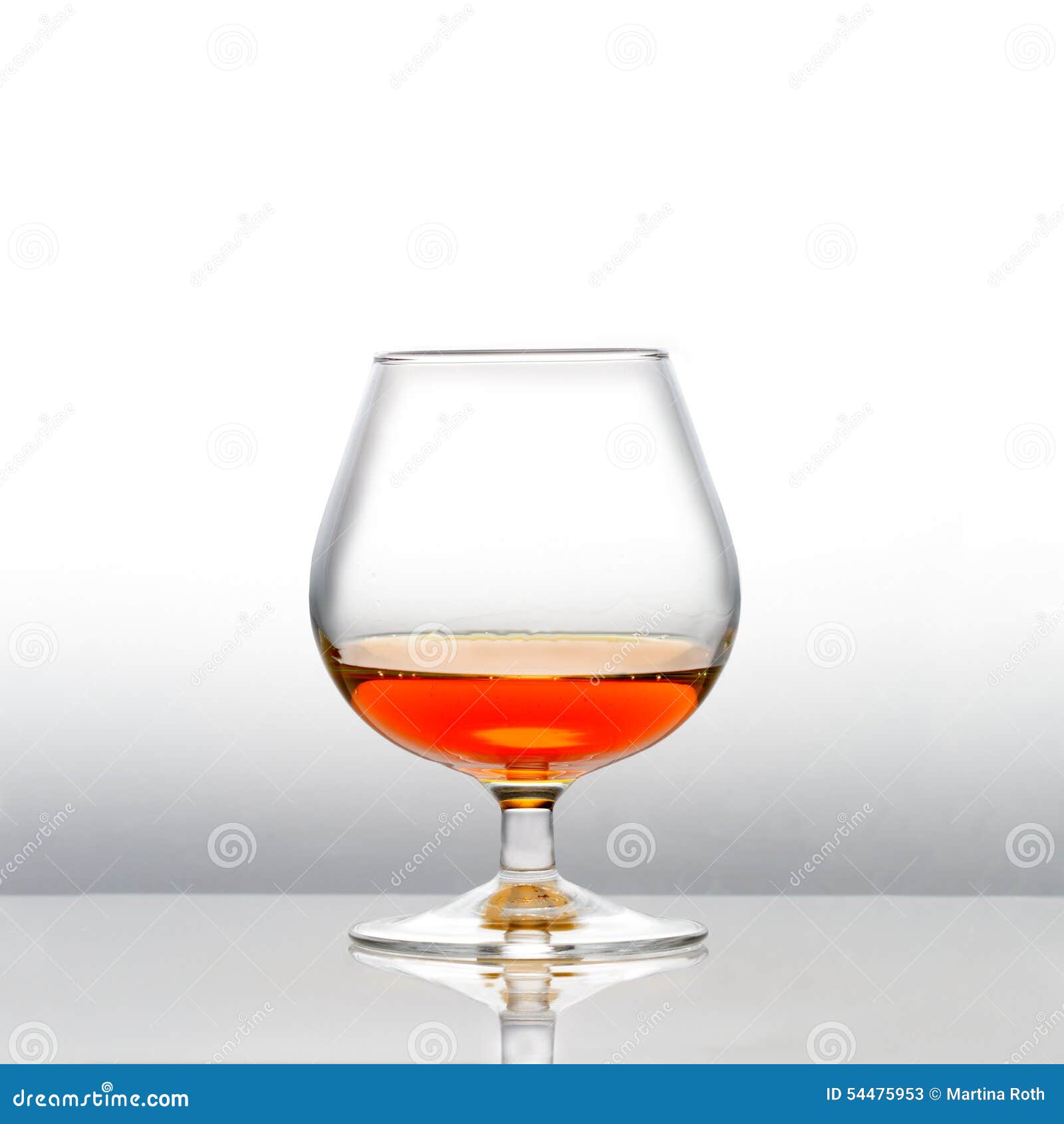 A Con Il Bicchiere Da Brandy Riempito Cognac Immagine Stock - Immagine ...