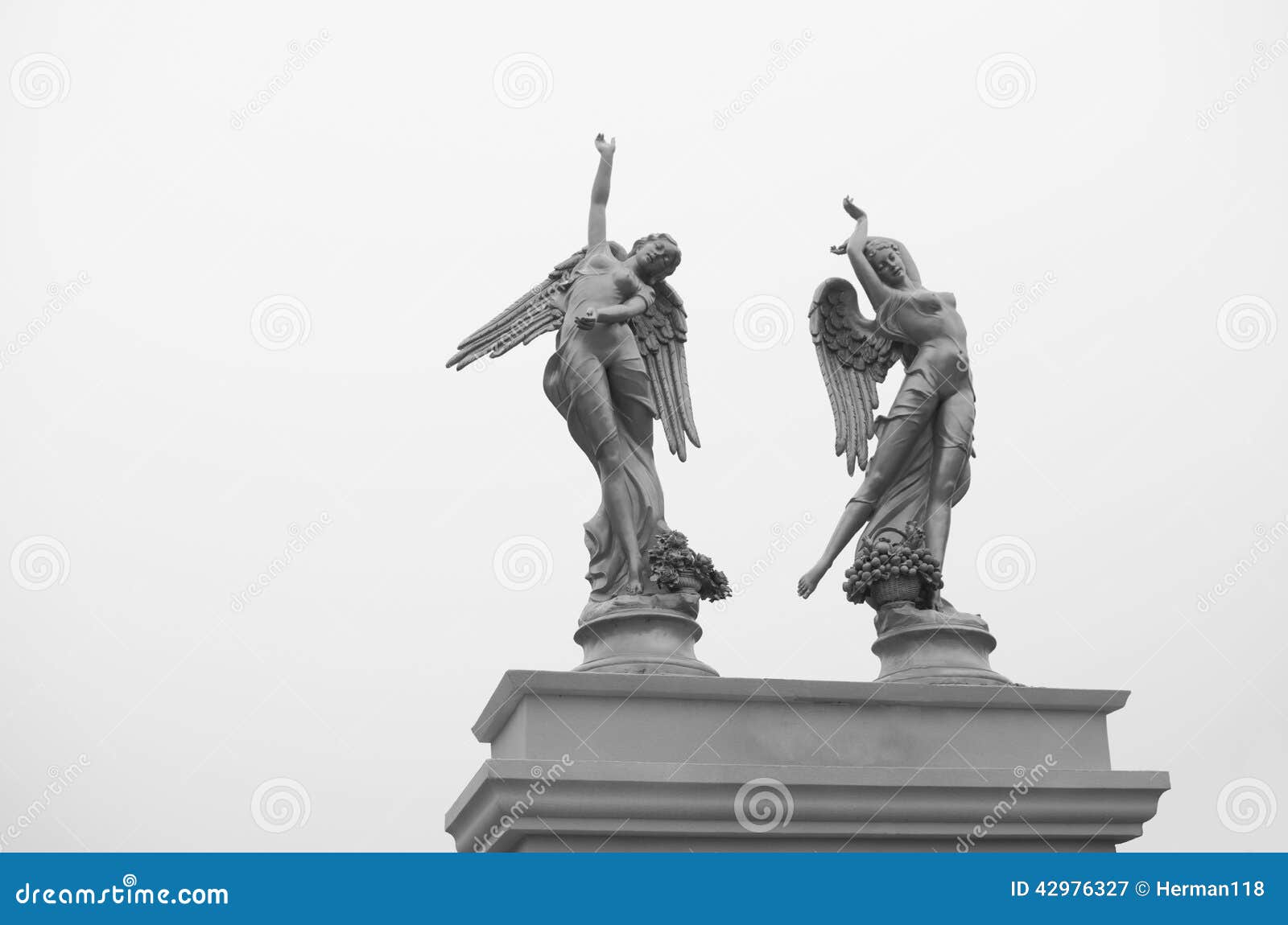 Con La Scultura Di Angelo Delle Ali Immagine Stock - Immagine di ...