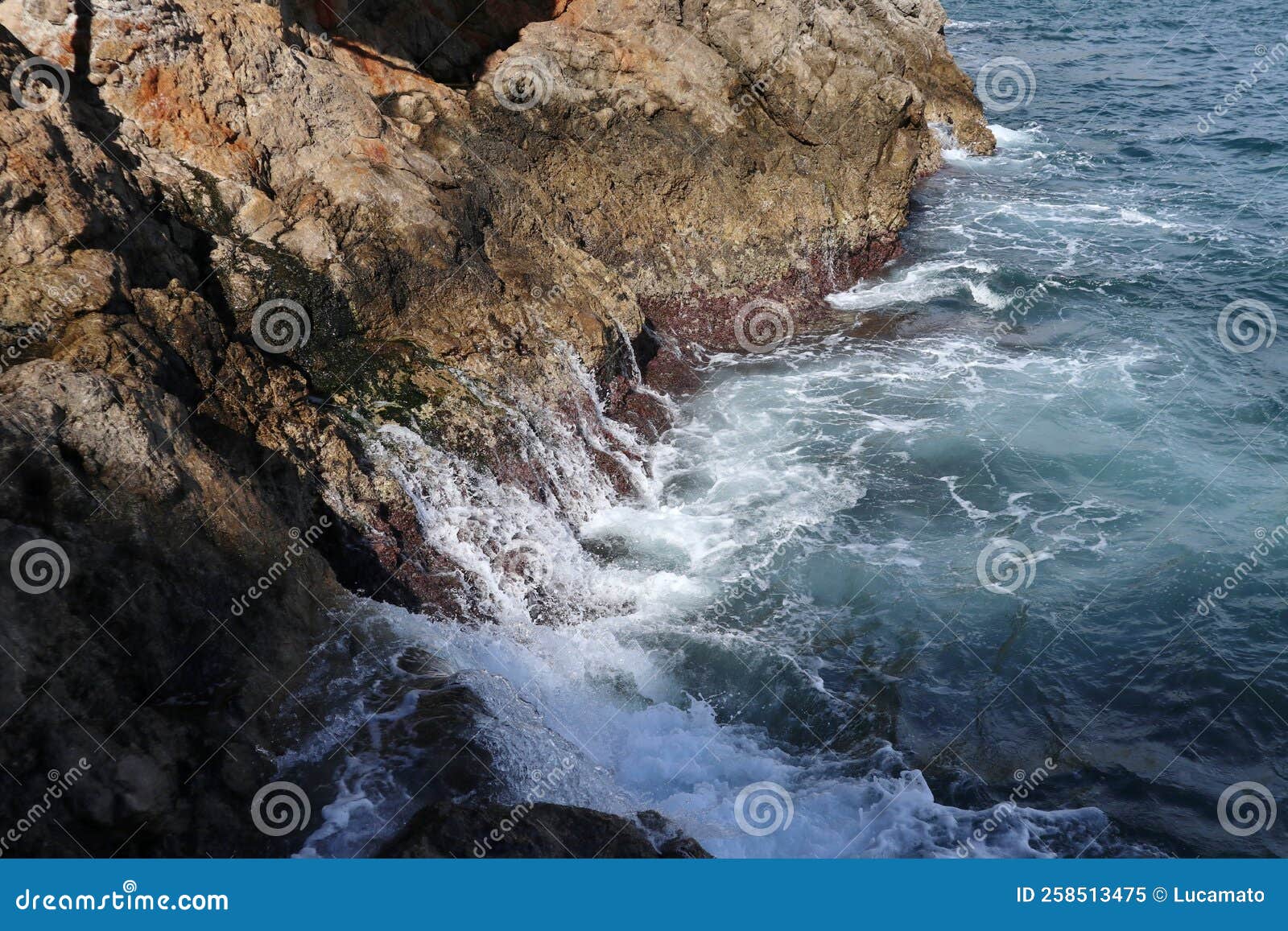 Conca Dei Marini - Onde Sulla Scogliera Di Capo Di Conca Stock Image ...