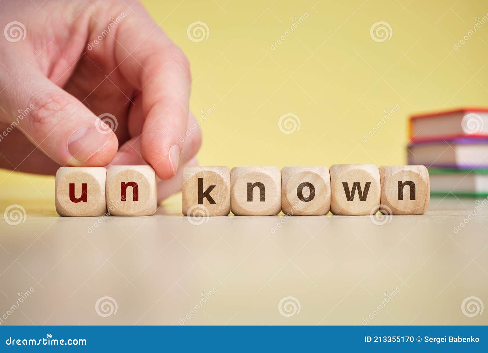 Conceito Conhecido E Desconhecido Em Cubos De Madeira Foto de Stock ...