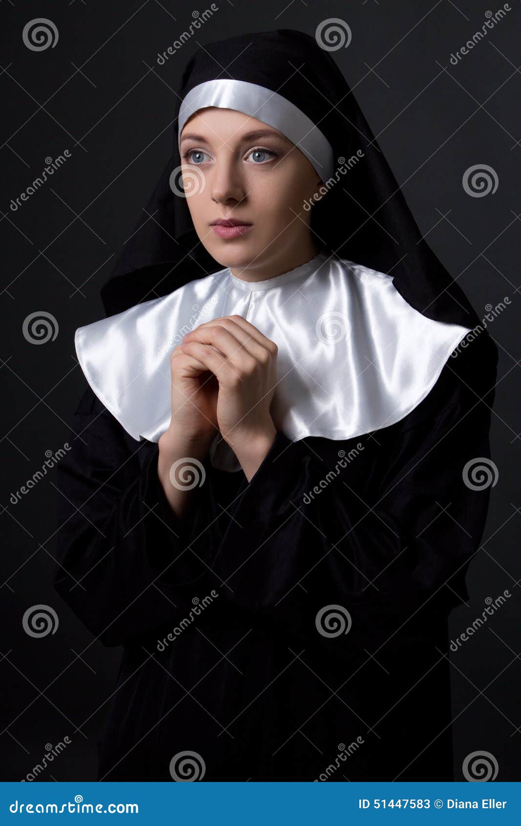 Conceito Da Religião - Rezando a Freira Sobre O Cinza Imagem de Stock ...