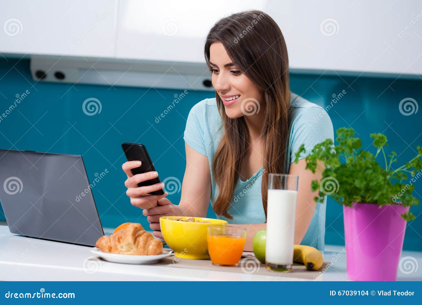 Conceito Da Rotina Da Manhã Foto de Stock - Imagem de perda, bebida ...