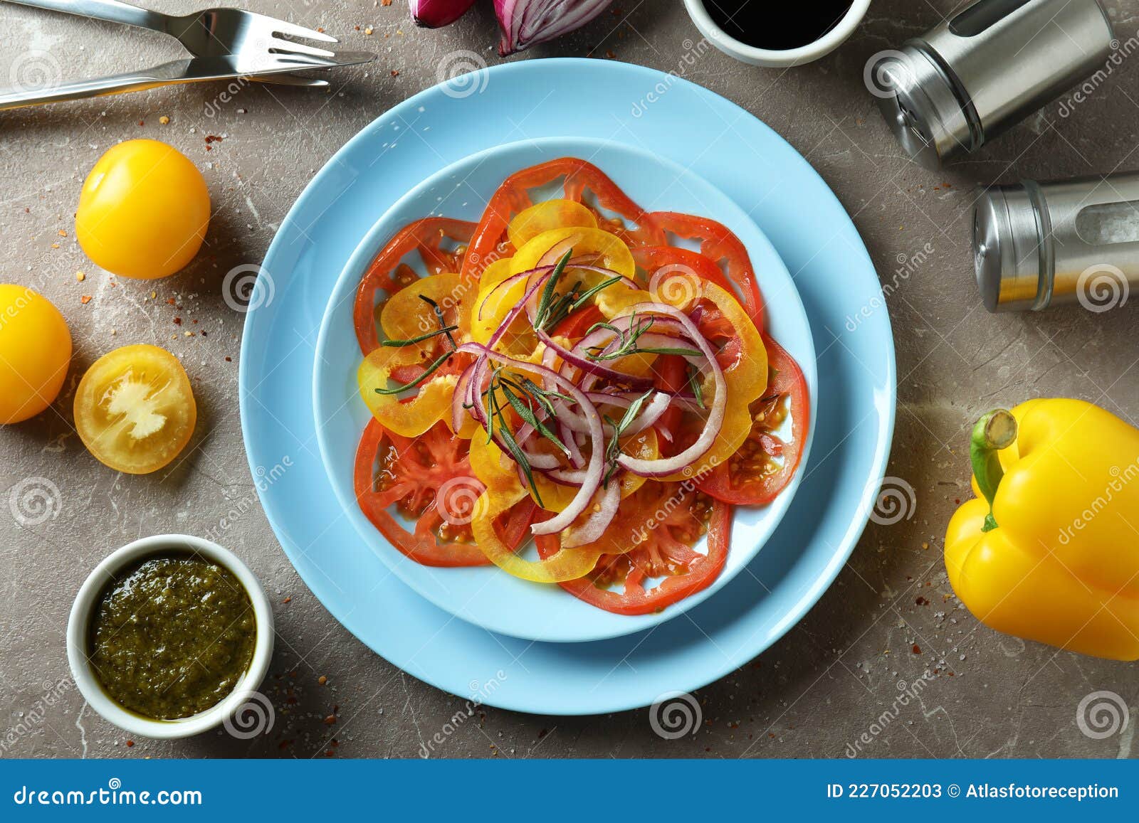 Conceito De Comida Saborosa Com Carpaccio De Tomate Em Mesa Cinza ...