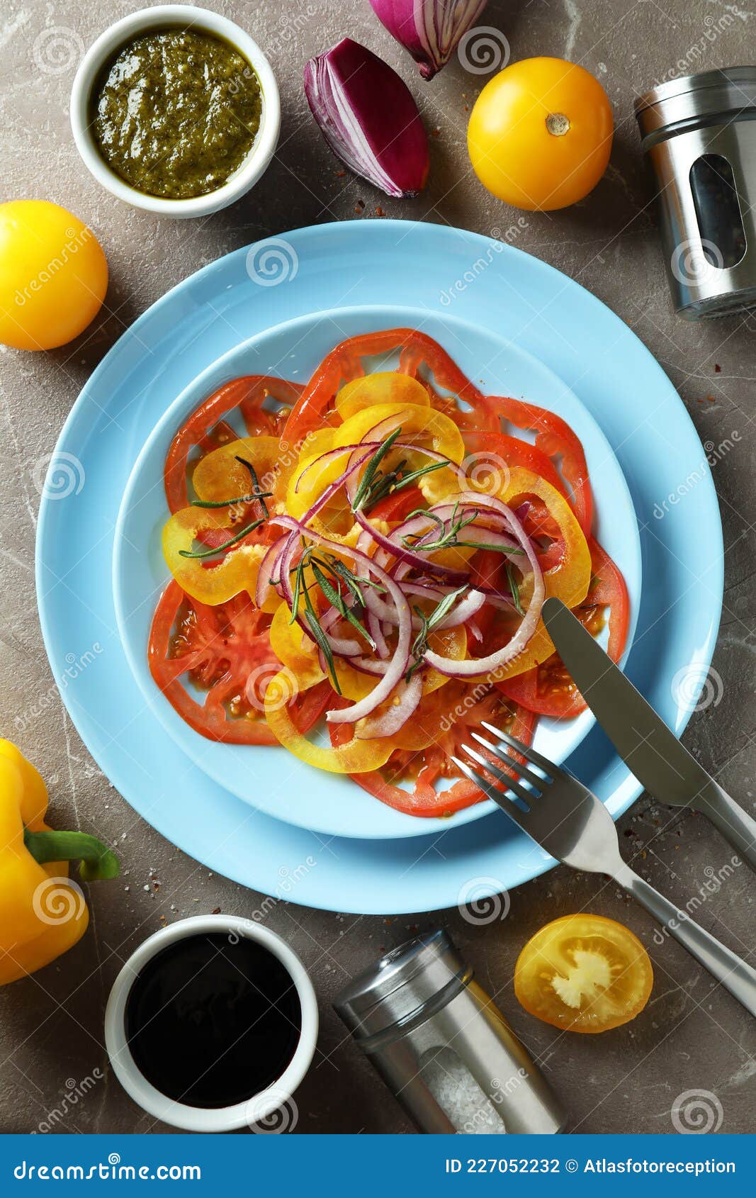 Conceito De Comida Saborosa Com Carpaccio De Tomate Em Mesa Cinza ...