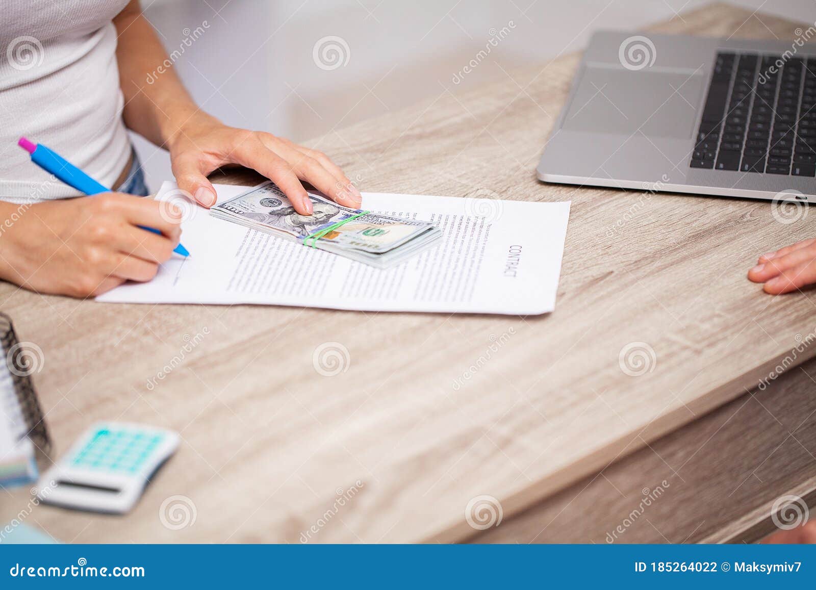 Conceito De Suborno Fecha Oferecendo Suborno Foto de Stock - Imagem de ...