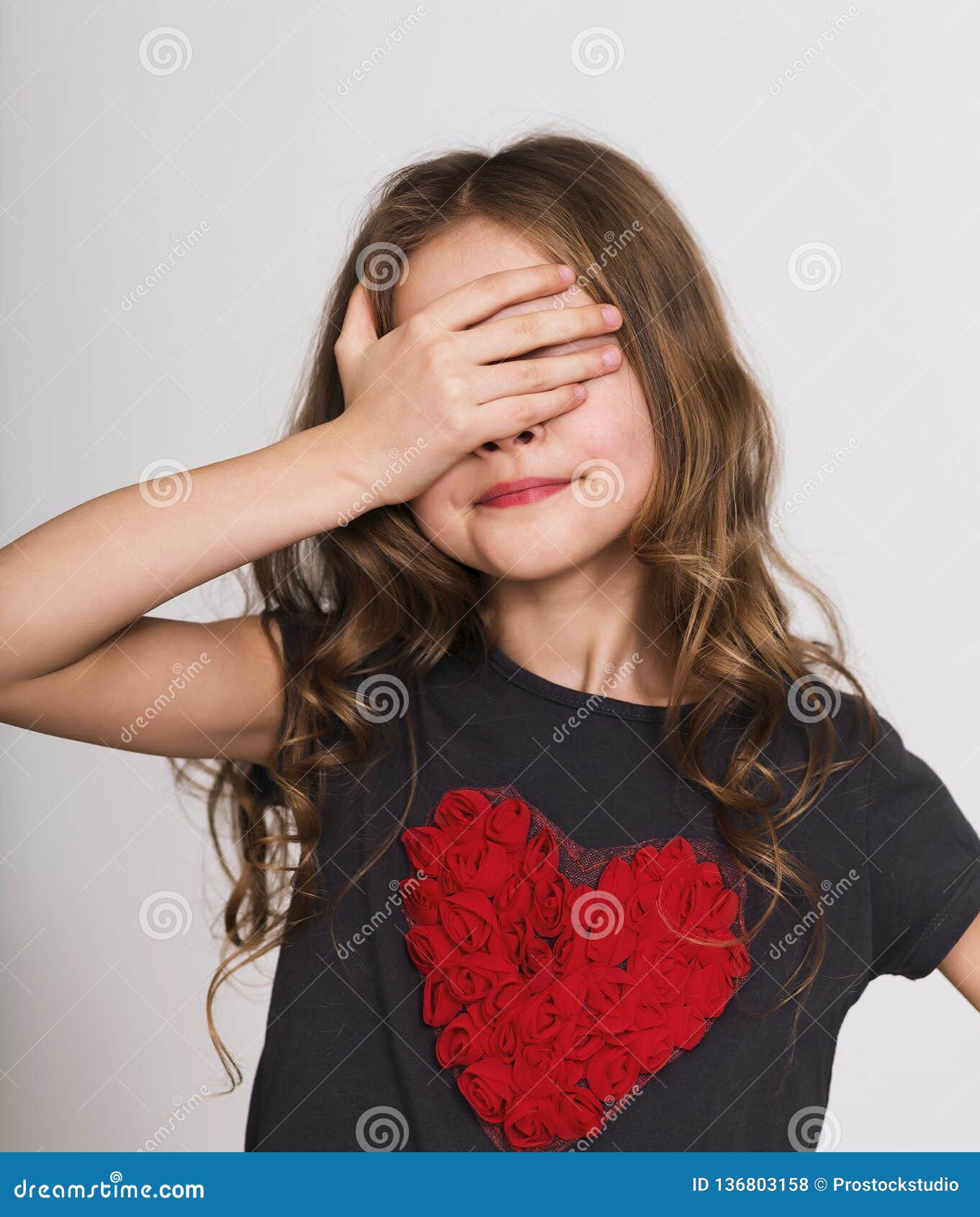 Conceito Do Esconde-esconde Foto de Stock - Imagem de olhar, cinzento ...