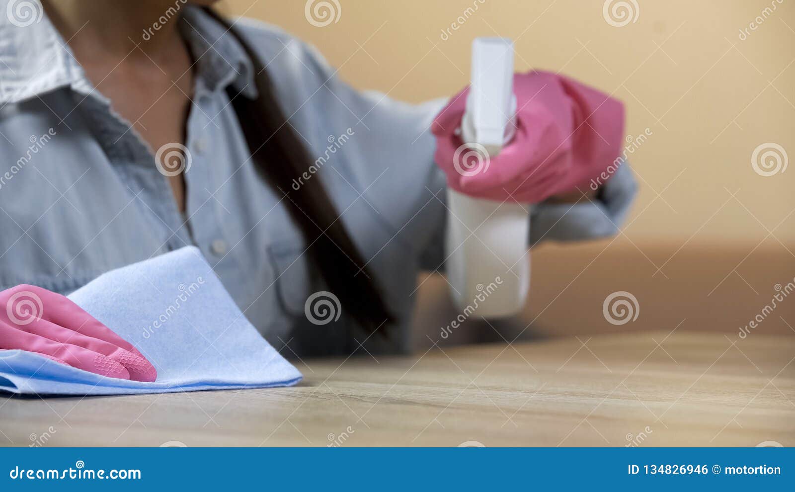 Concentrated Housewife Washing Living Room Table To Remove Unpleasant ... Concentrated Housewife Washing Living Room Table To Remove Unpleasant ...
