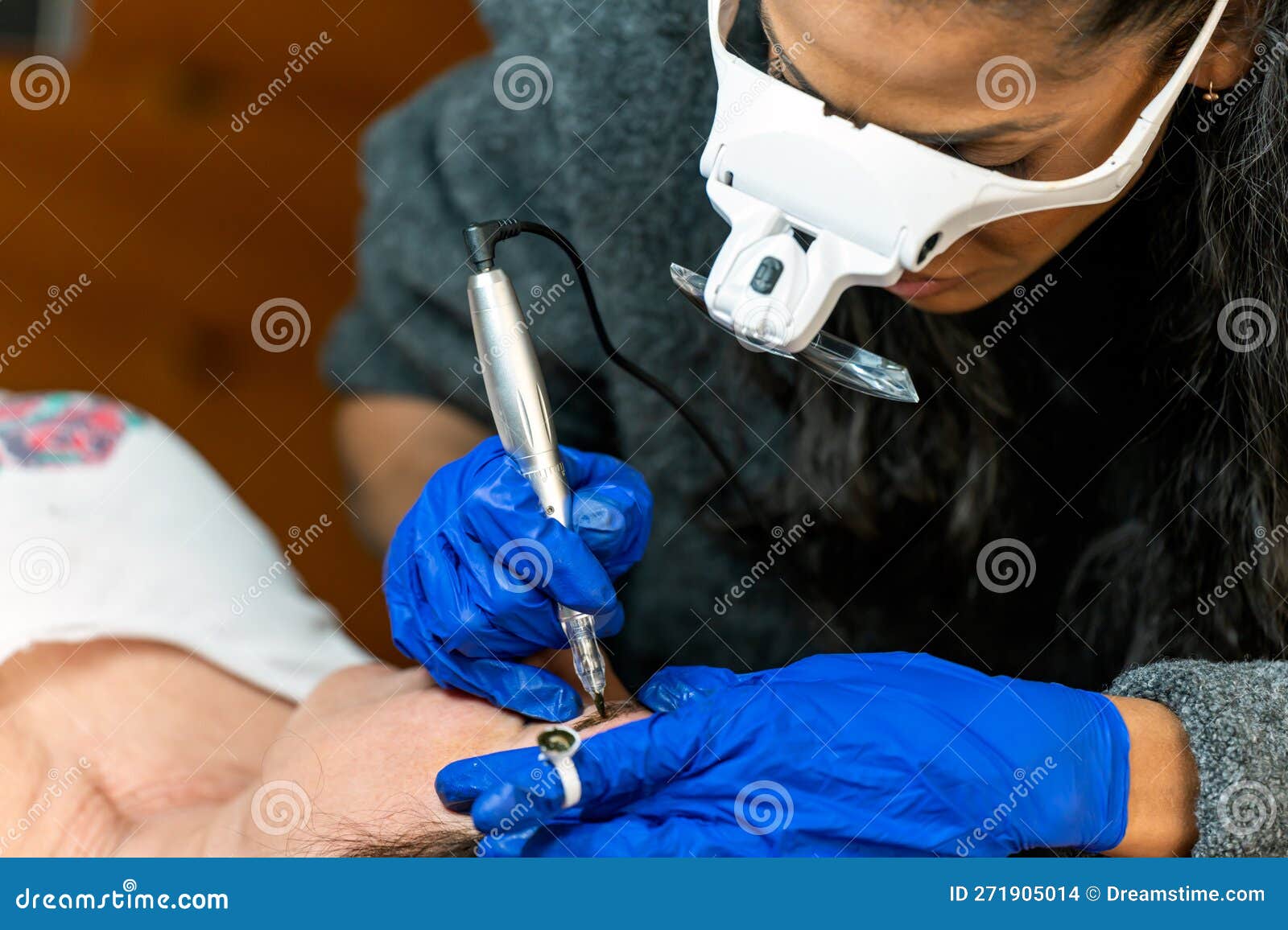 Concentrated Microblading Master Applying Permanent Eyebrows Makeup ...