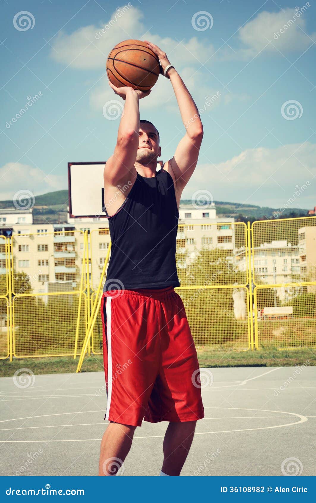 Concentrato Del Giocatore Di Pallacanestro E Preparare Per Il Tiro ... Concentrato Del Giocatore Di Pallacanestro E Preparare Per Il Tiro ...