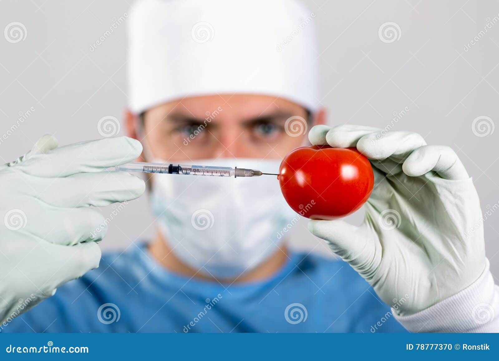 Concept D'OGM - Le Scientifique Font L'injection En Tomate Photo stock ...