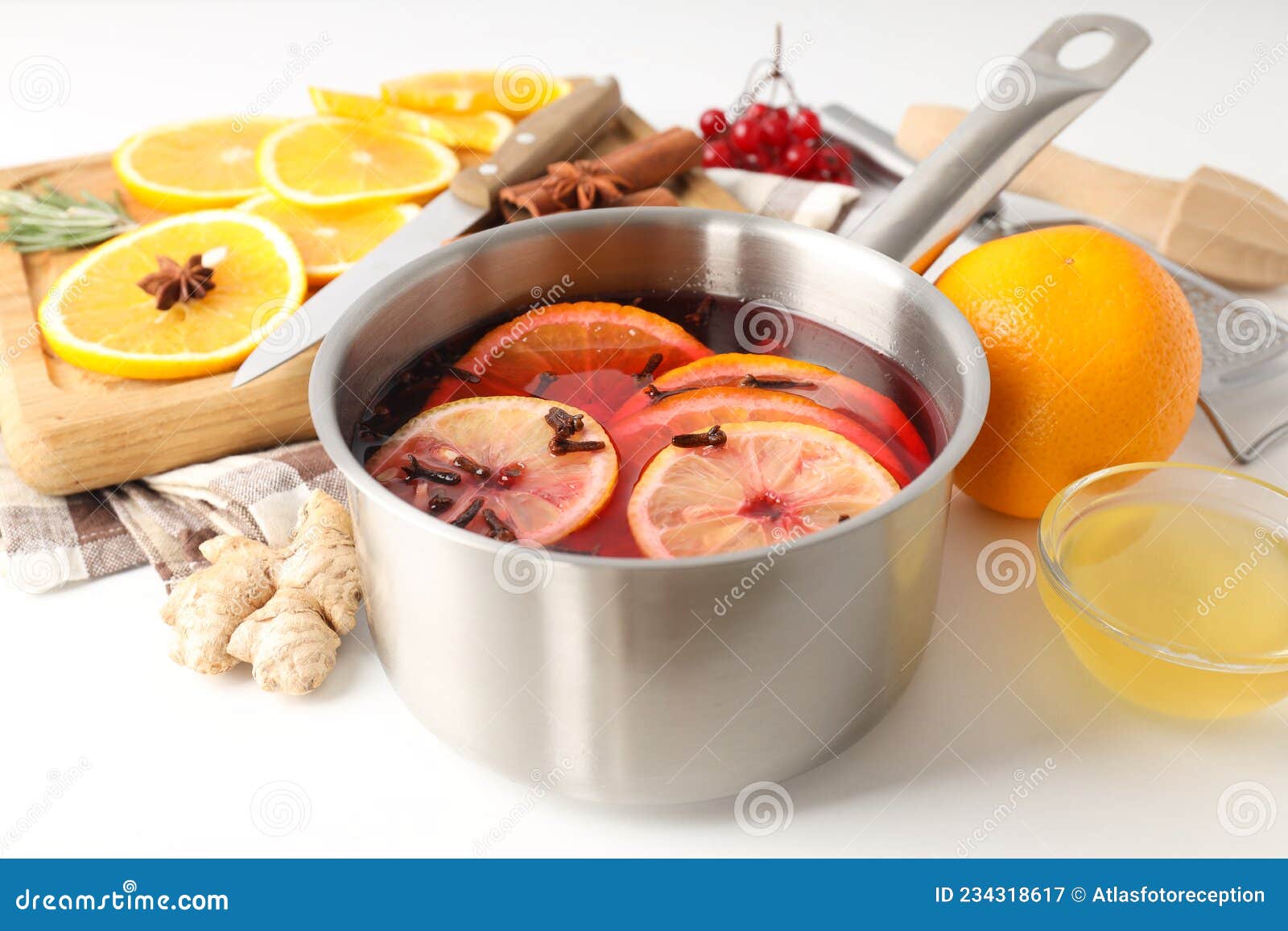 Concept De Cuisson Du Vin Chaud Sur Fond Blanc Image stock - Image du ...