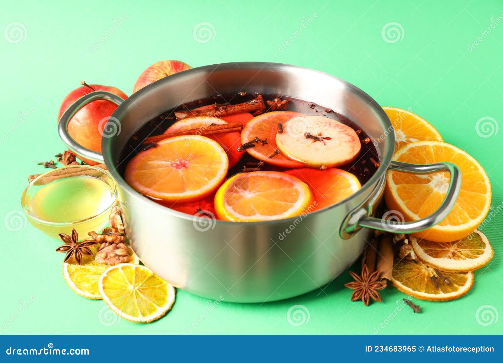 Concept De Cuisson Du Vin Chaud Sur Fond Vert Image stock - Image du ...