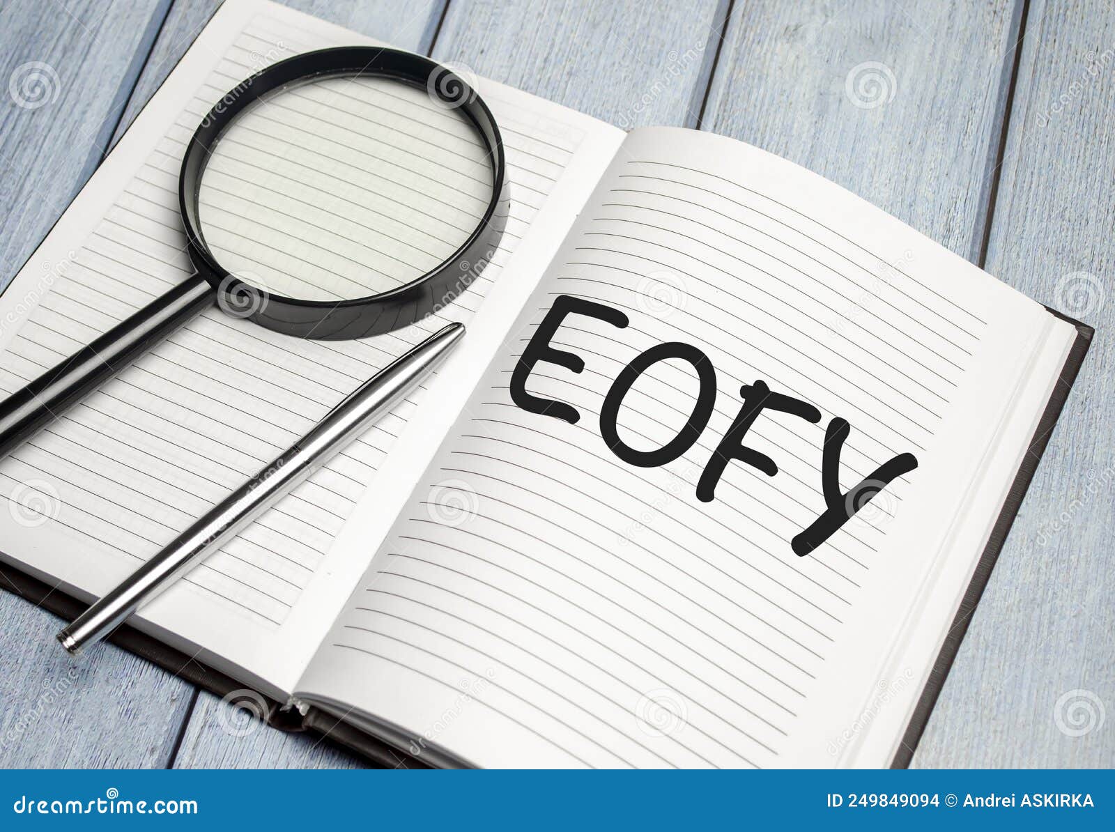 Concept De Mot De Fin D'exercice Sur Bloc-notes Et Loupe Photo stock ...