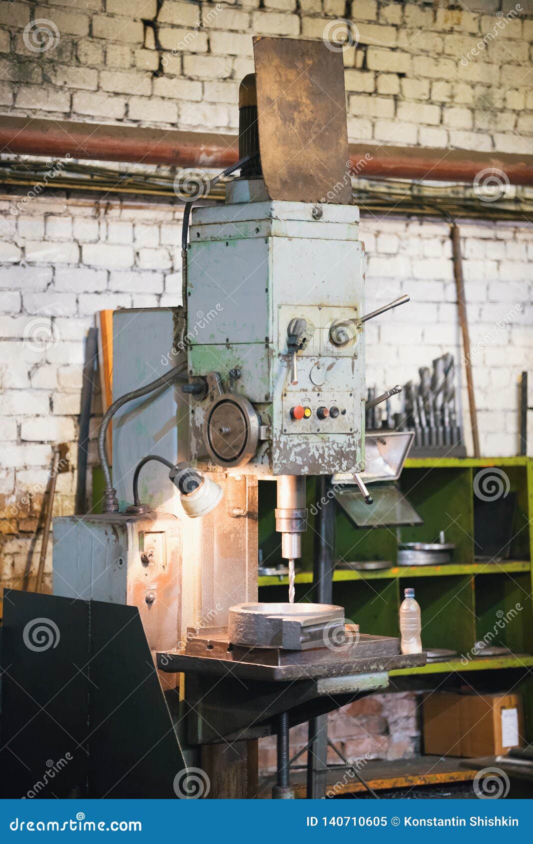 Concept Industriel Une Machine De Tour De Construction Avec Une ...