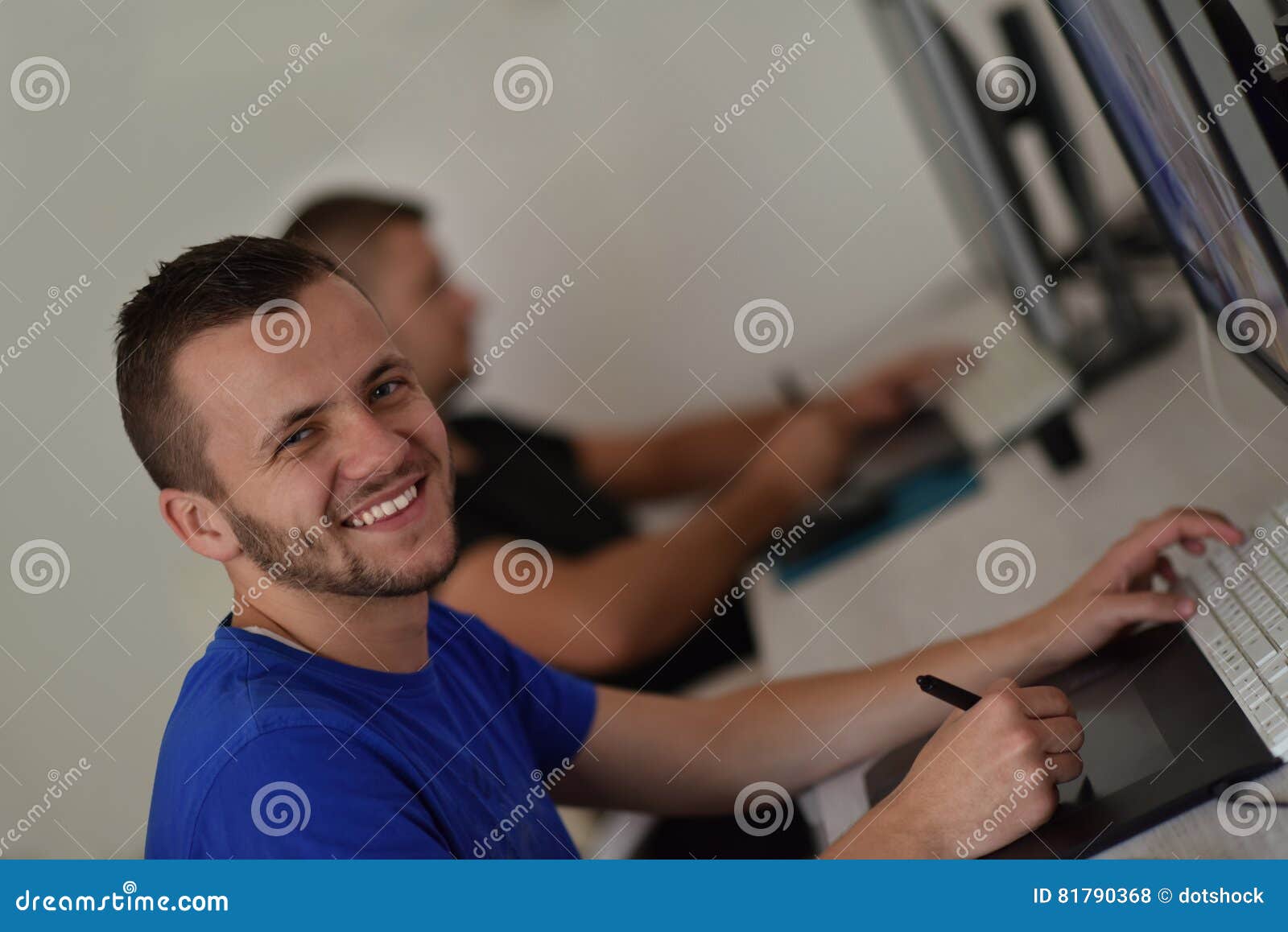 Concepteur au travail photo stock. Image du portable - 81790368