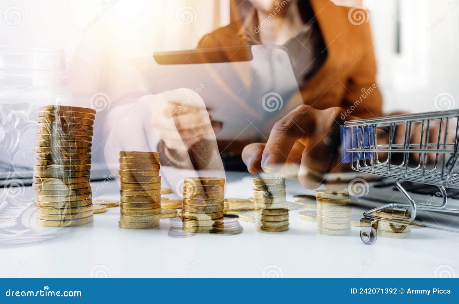 Concepto De Ahorro De Dinero Preseleccionado Por La Mano Masculina ... Concepto De Ahorro De Dinero Preseleccionado Por La Mano Masculina ...