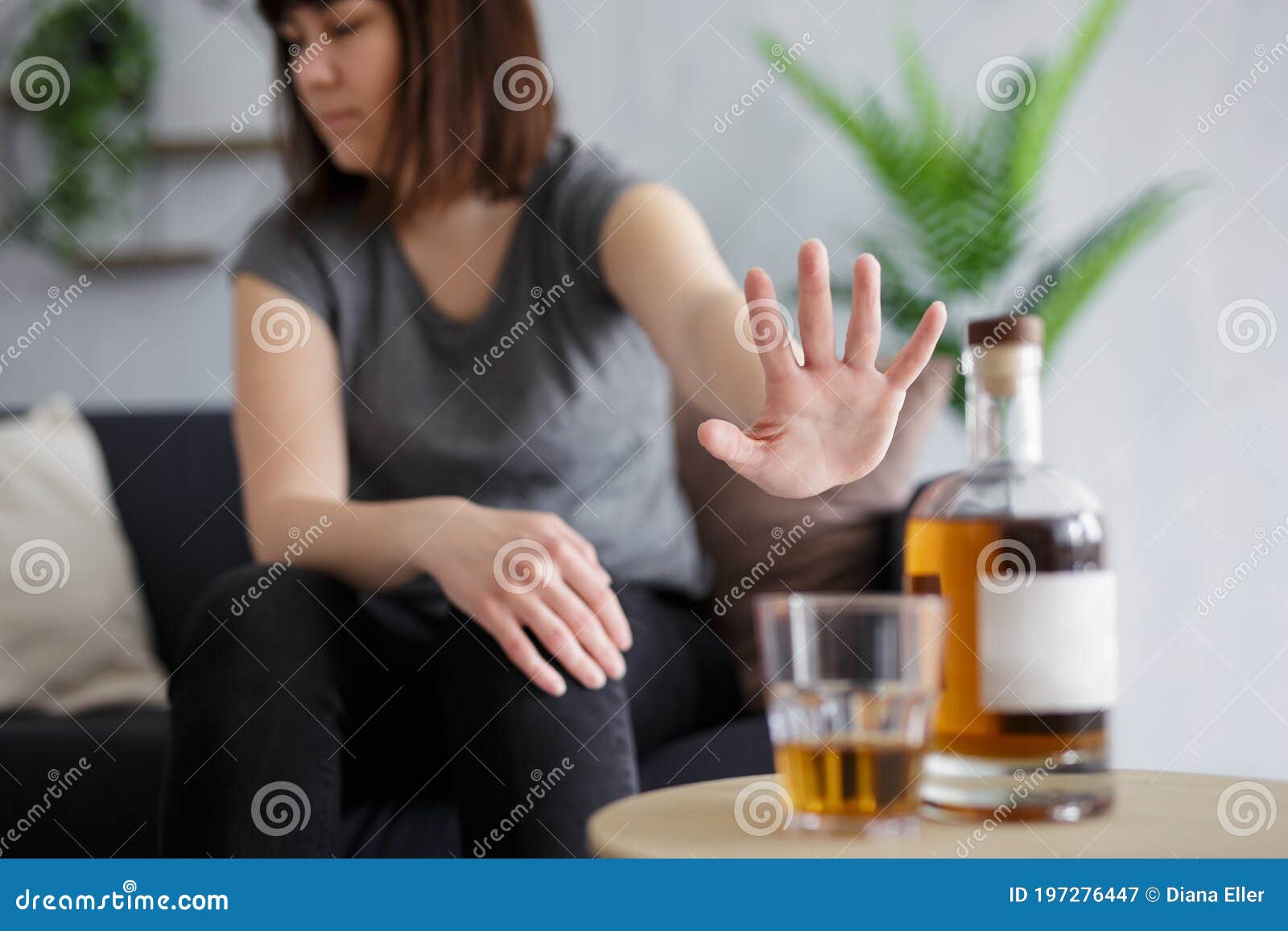 Concepto De Alcoholismo - Mujer Joven Rechazando El Vaso De Whisky ... Concepto De Alcoholismo - Mujer Joven Rechazando El Vaso De Whisky ...