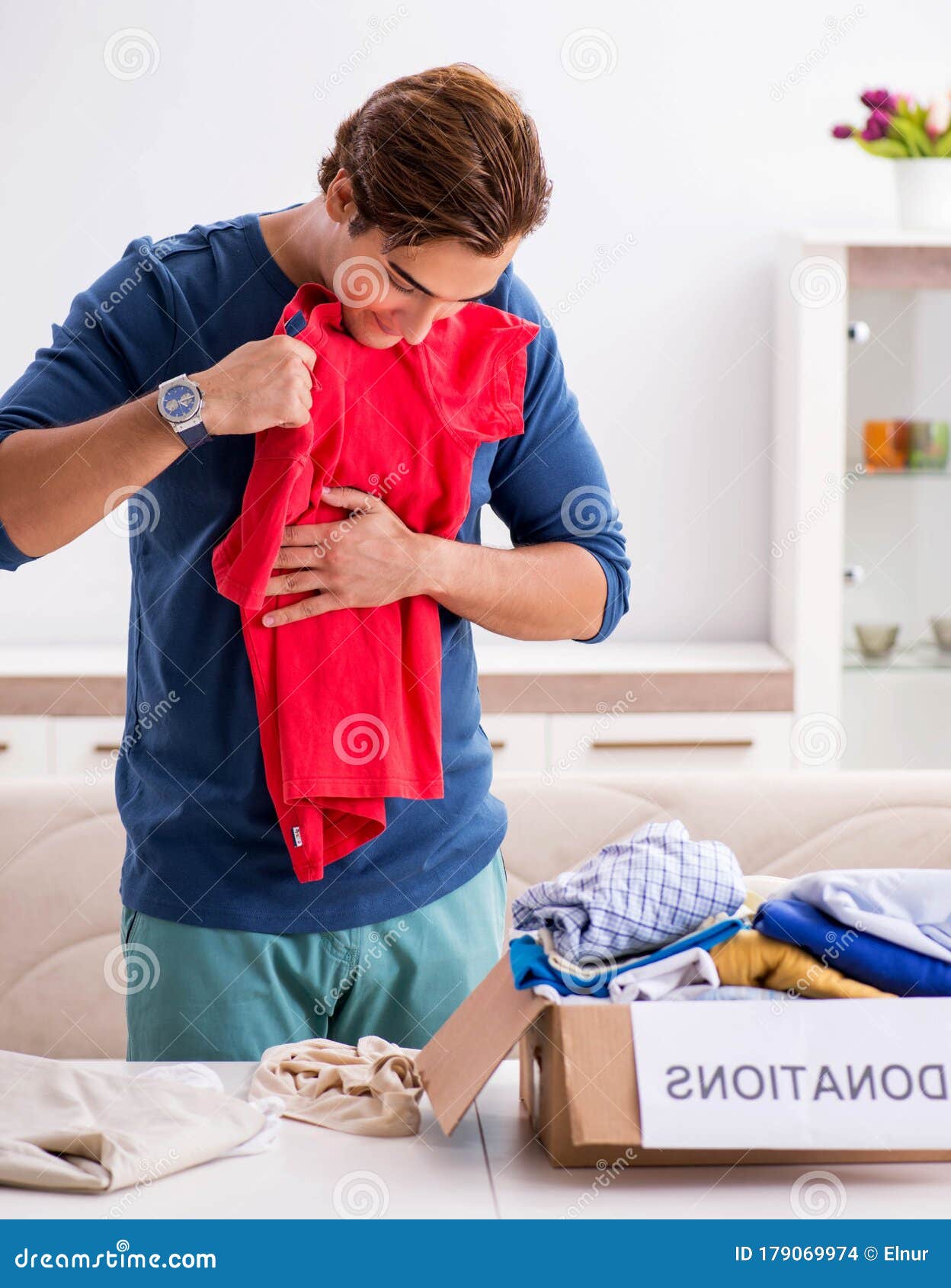 Concepto De Caridad Con Ropa Donada Foto de archivo - Imagen de ...
