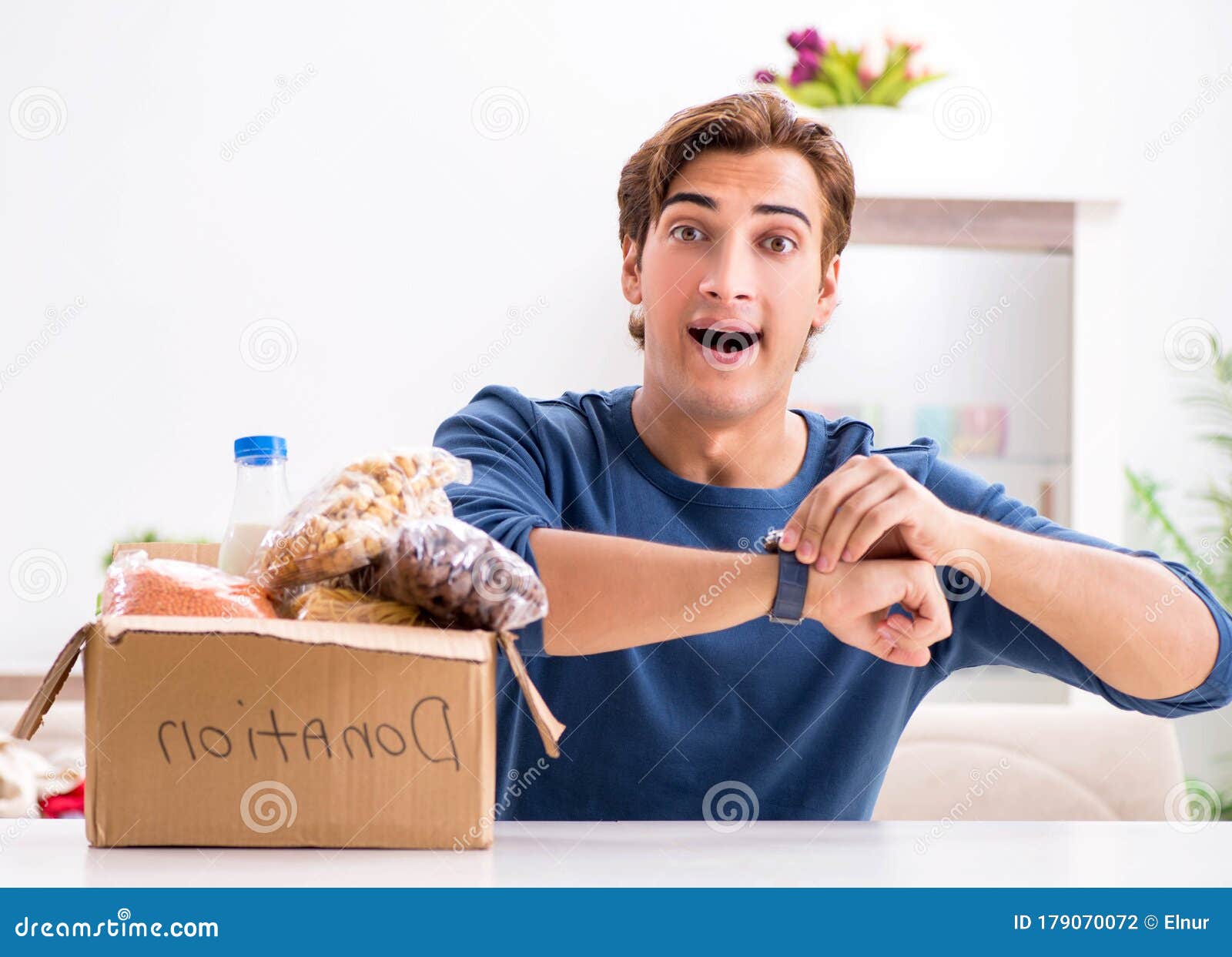 Concepto De Caridad Con Ropa Donada Foto de archivo - Imagen de ...