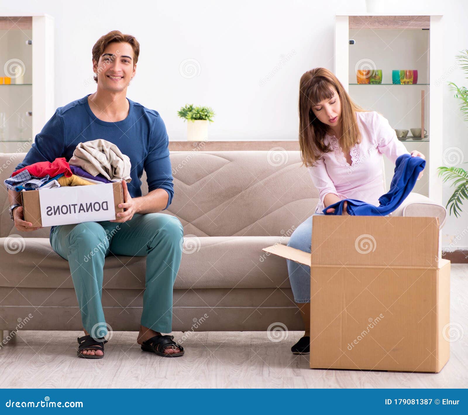 Concepto De Caridad Con Ropa Donada Imagen de archivo - Imagen de ayuda ...