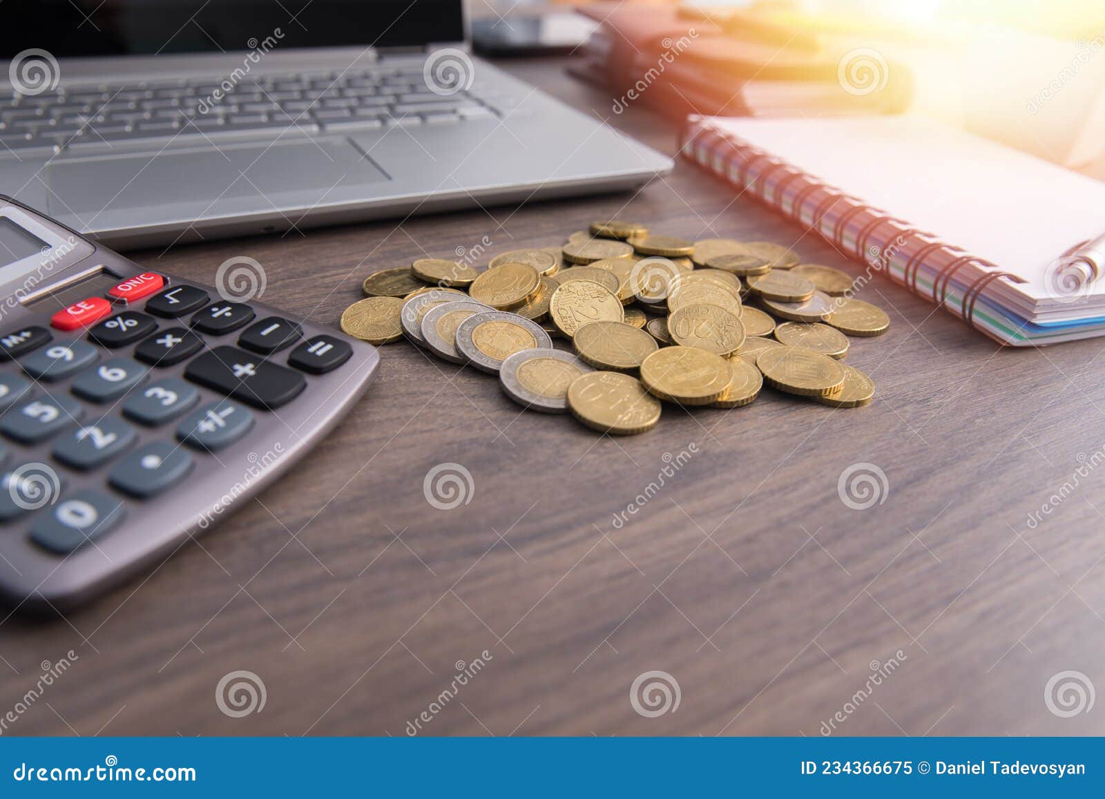 Concepto De Computadora Con Finanzas Imagen de archivo - Imagen de ...