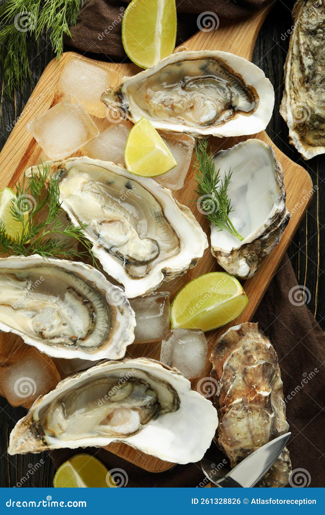 Concepto De Deliciosas Ostras De Marisco Sobre Mesa De Madera Foto de ...