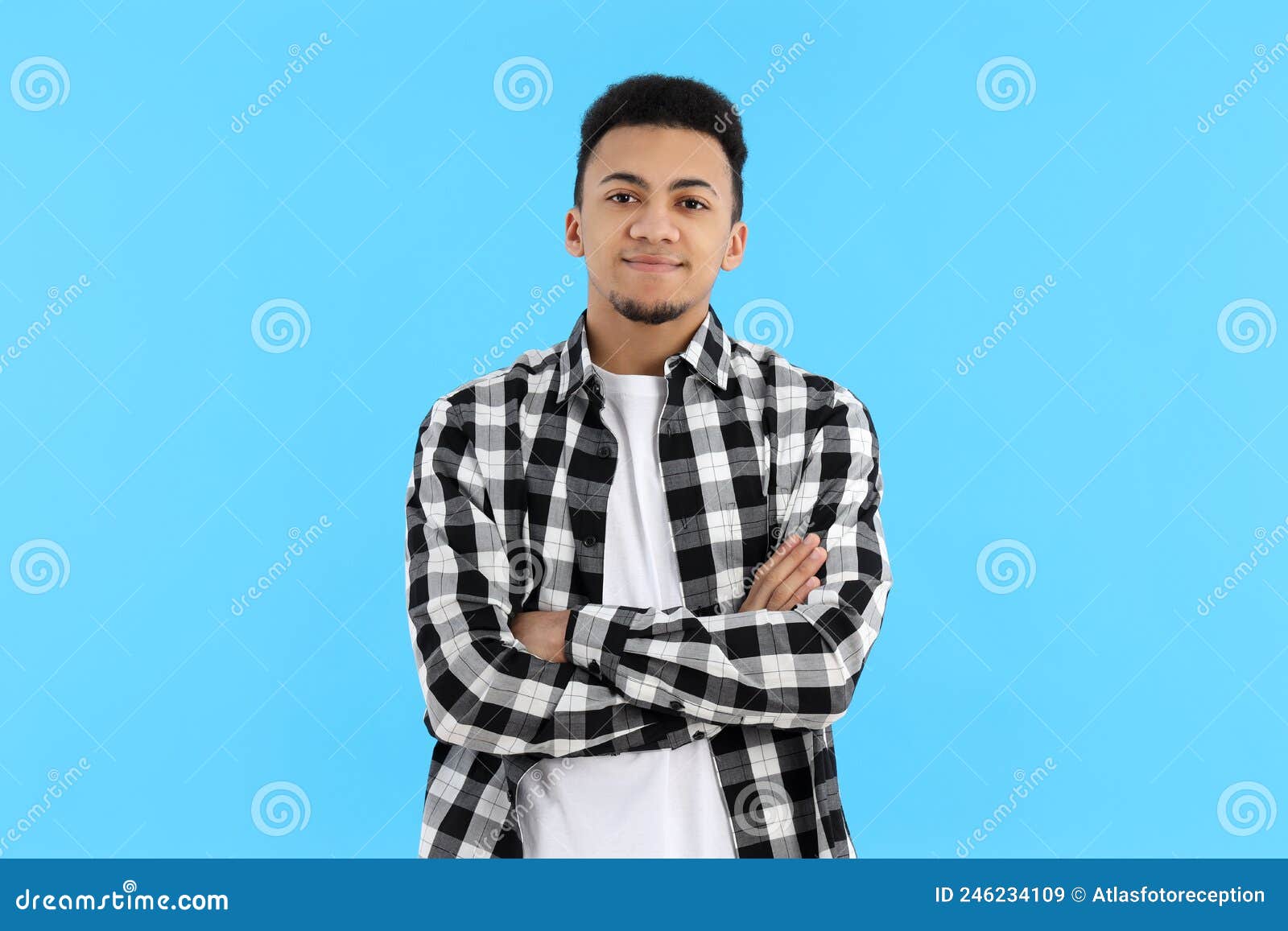 Concepto De Gente Con Joven De Fondo Azul Imagen de archivo - Imagen de ...