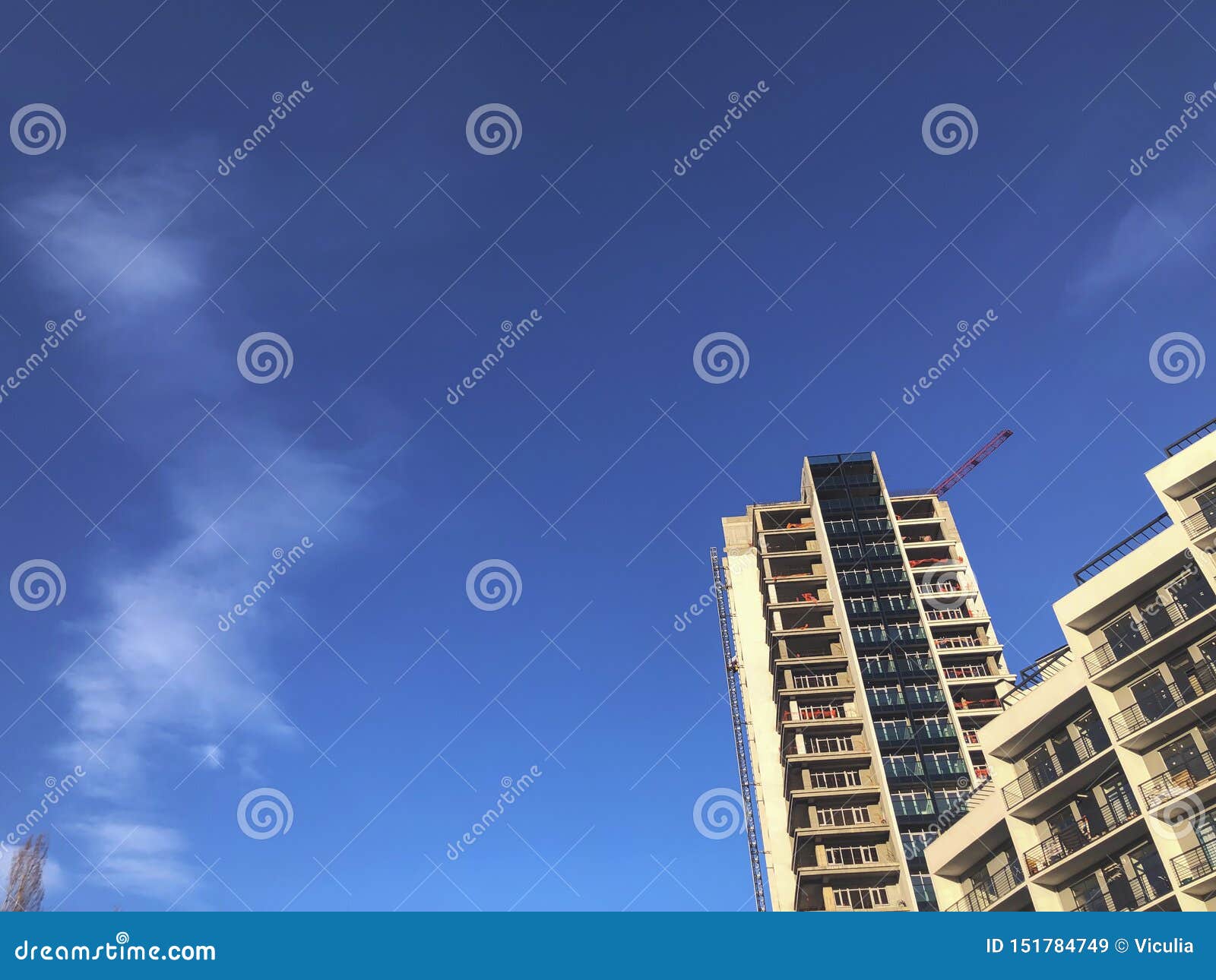 Concepto De La Construcci?n Un Nuevo Edificio Bajo Construcci?n Contra El Cielo Imagen de ...