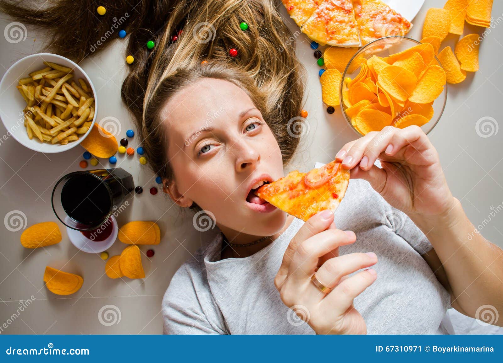 Concepto Malsano Mujer Con La Comida Malsana: Pizza, Limonada, C Imagen ...