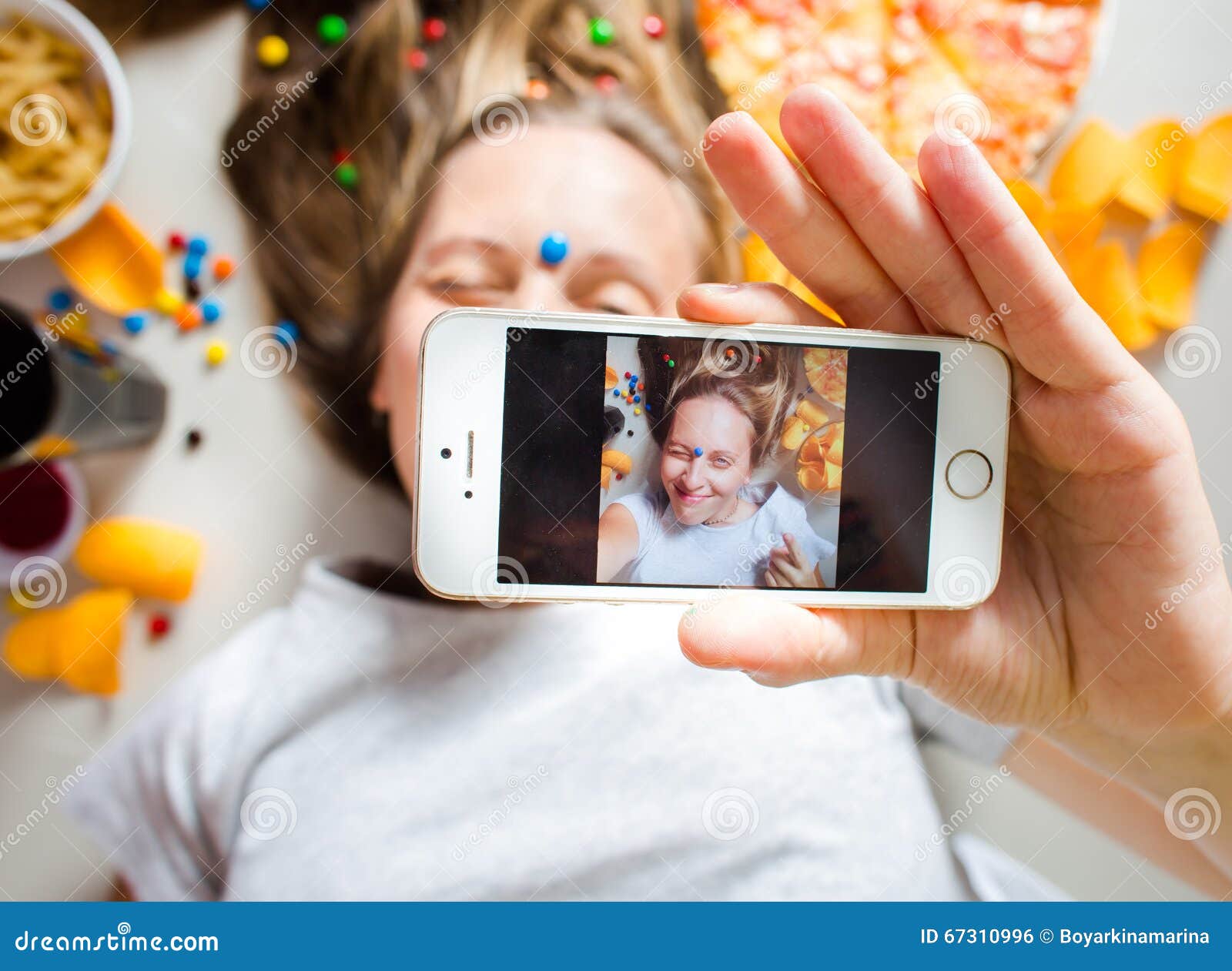 Concepto Malsano Mujer Con La Comida Malsana: Pizza, Limonada, C Foto ...