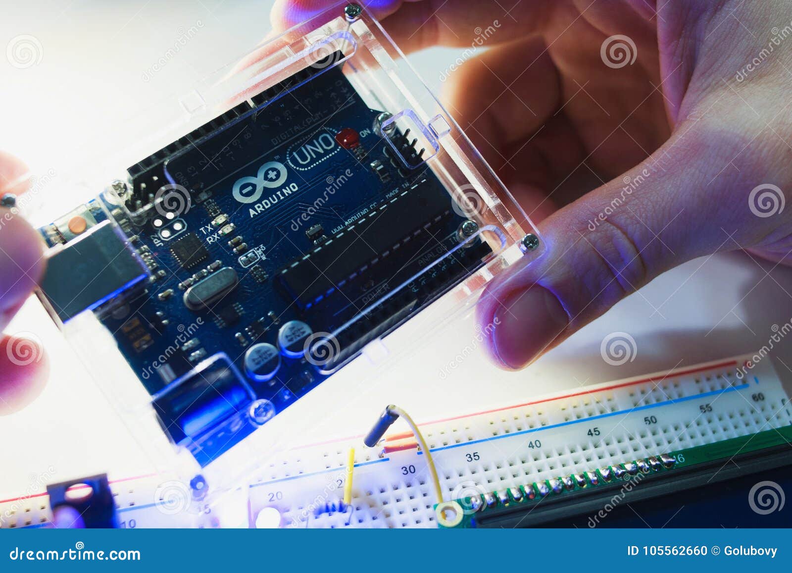 Concepto Moderno Del Uno Del Arduino Elegante Del Microcontrolador ...