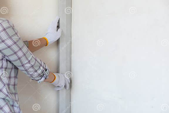 Concepts of Checking the Evenness of a Wall Using a Rule Stock Photo ...