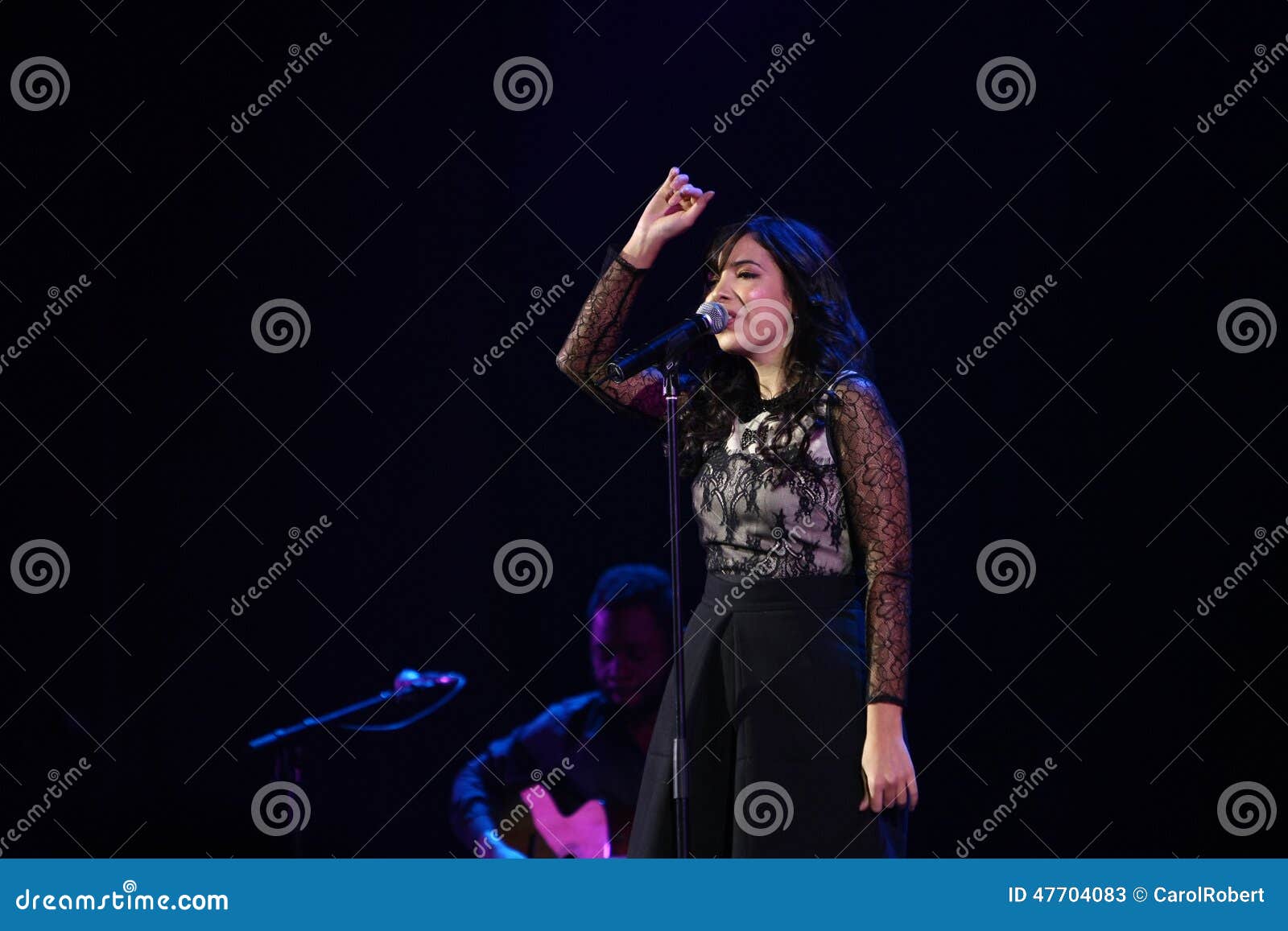 Concert d'Indila photo stock éditorial. Image du musique - 47704083